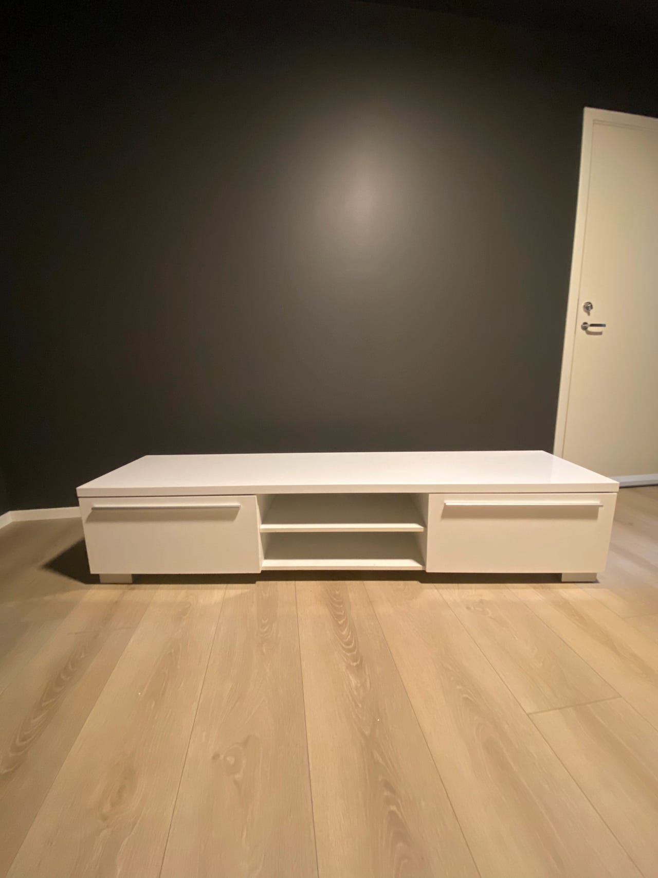 Hvit tv-benk | FINN-torget