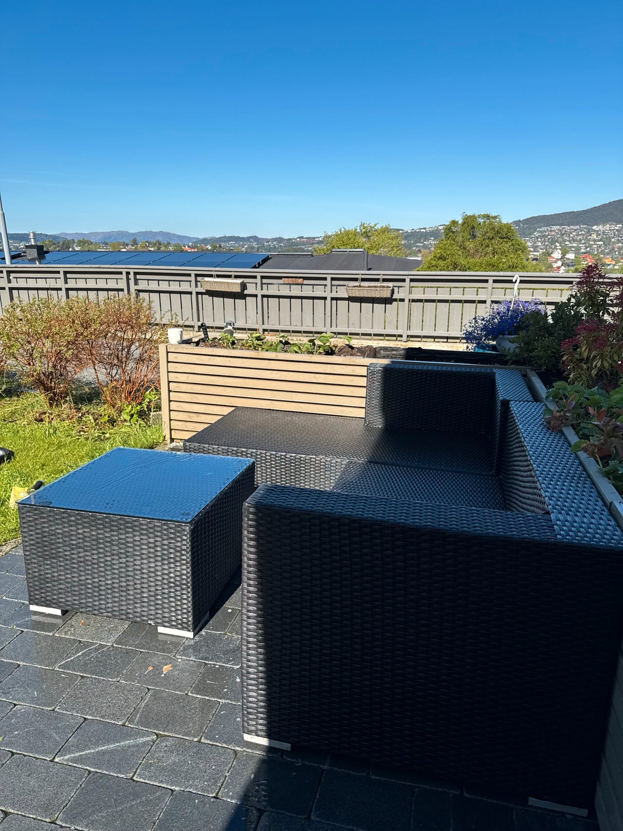 Hjørnesofa med bord - Rotting - Lounge | FINN-torget