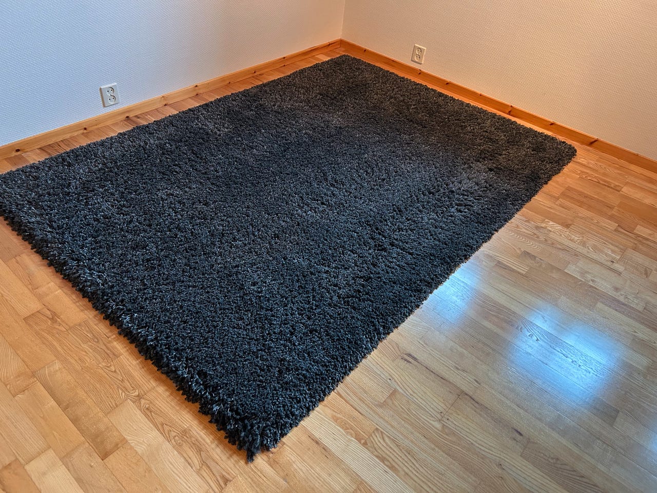 Mykt flosset teppe, Twilight, svart/koksgrå | FINN-torget