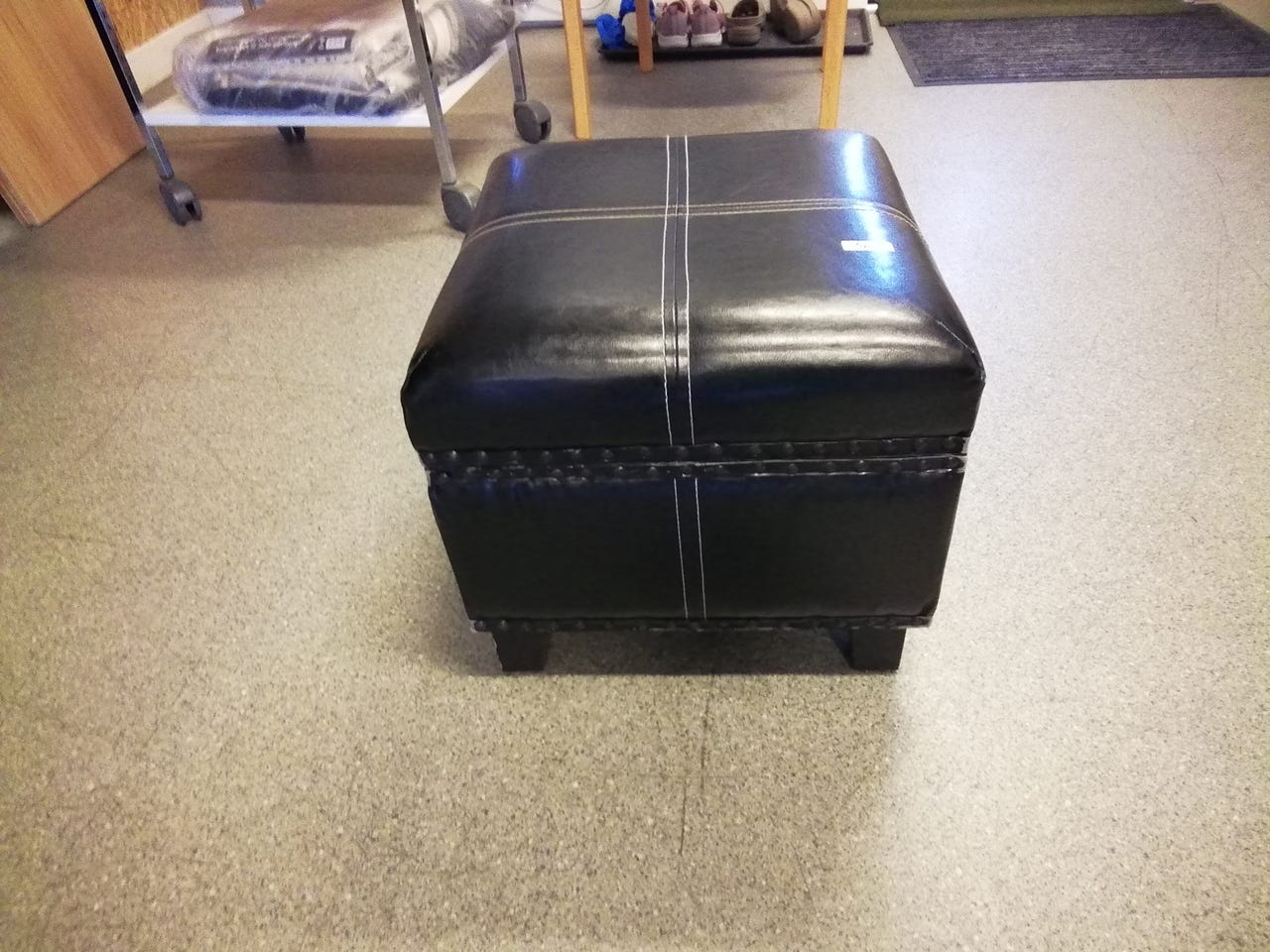 Liten puff med oppbevaring inni. | FINN-torget