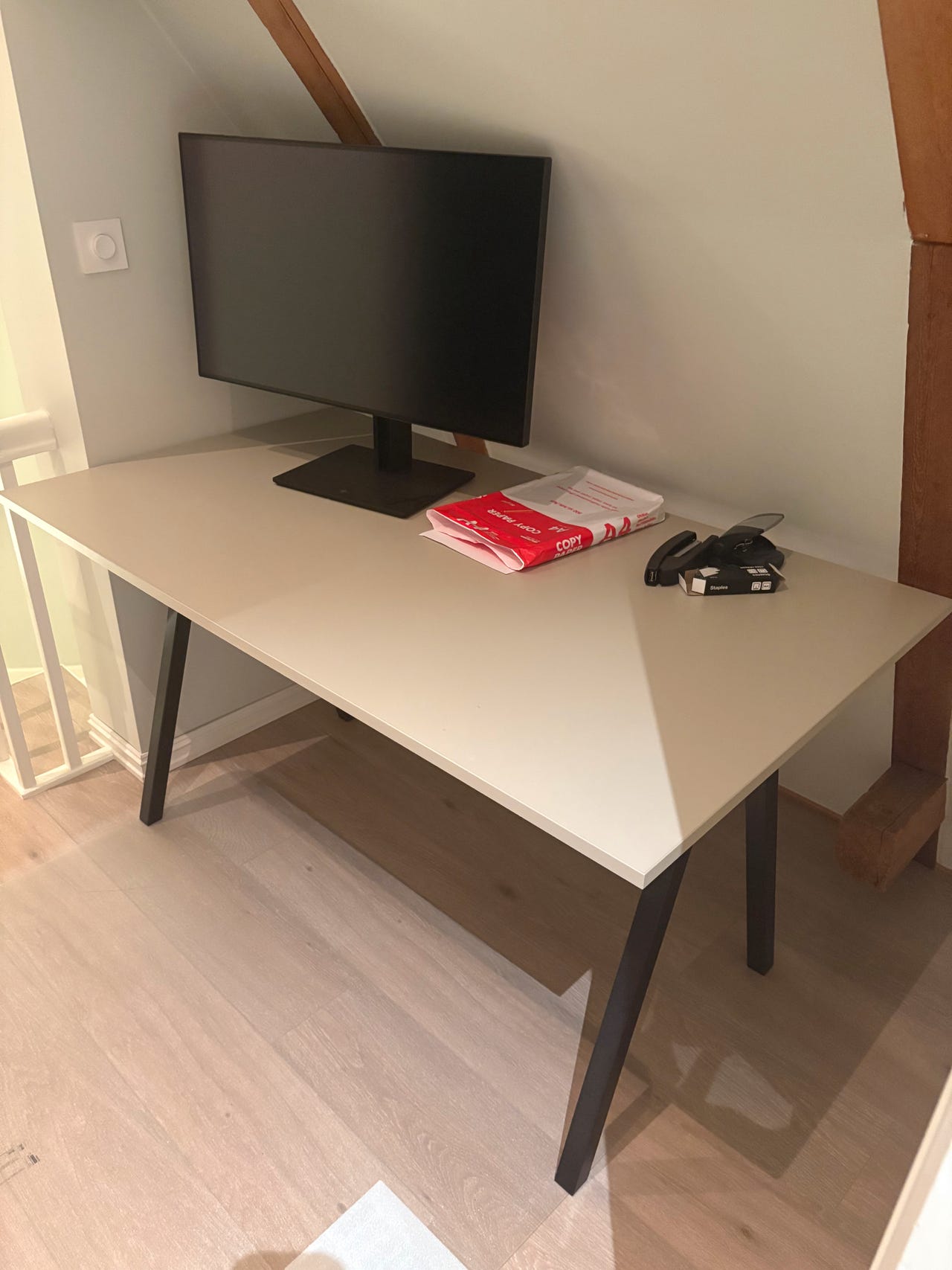 Trotten skrivebord beige | FINN-torget