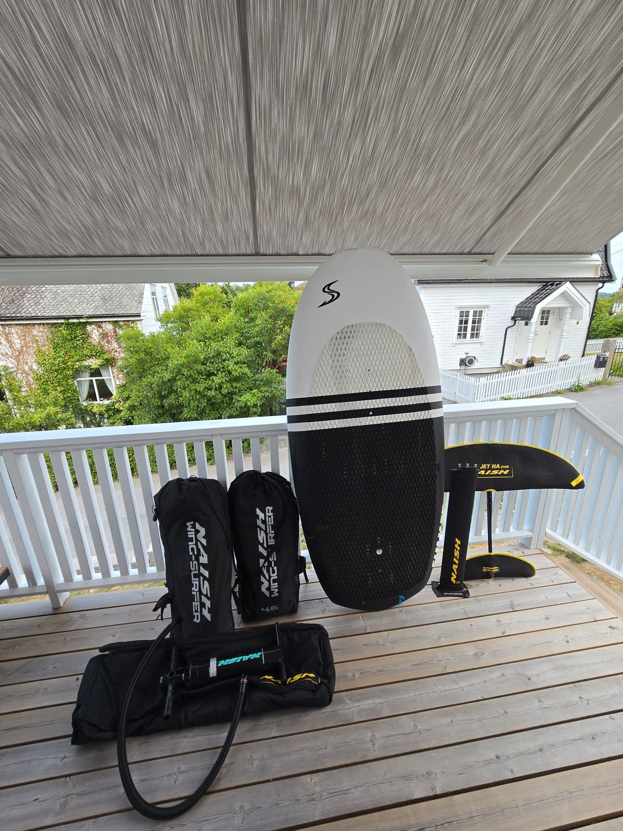 Komplett wingfoil pakke. Simmer brett ,Naish foil og 2 x Naish ...