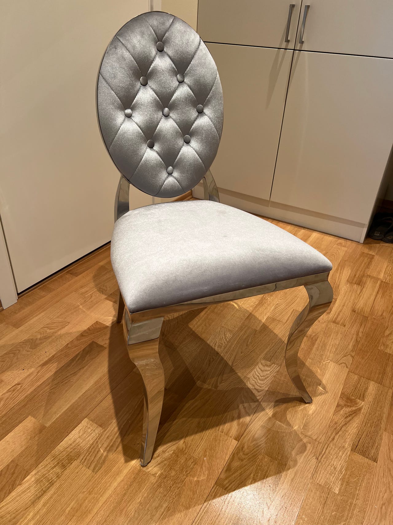 Elegant grå stol i glamour-stil – som ny! | FINN-torget