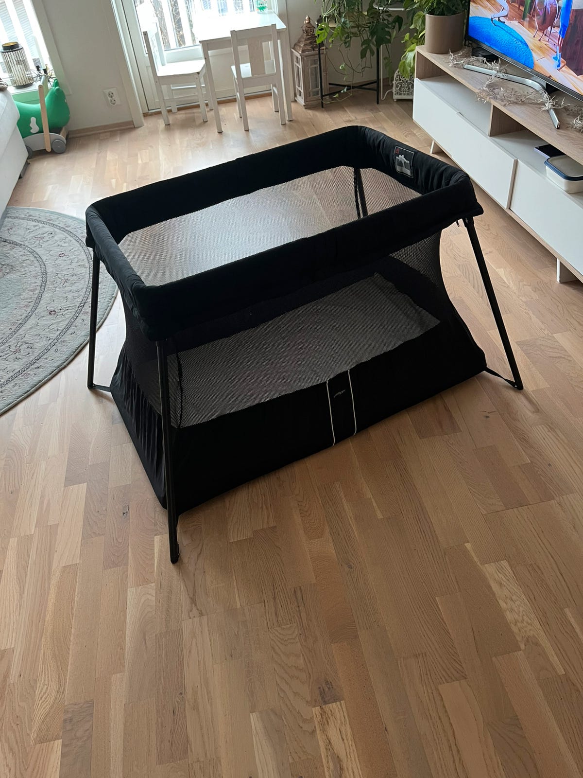 Babybjörn reiseseng selges, pent brukt ved få tilfeller. Madrass å ...