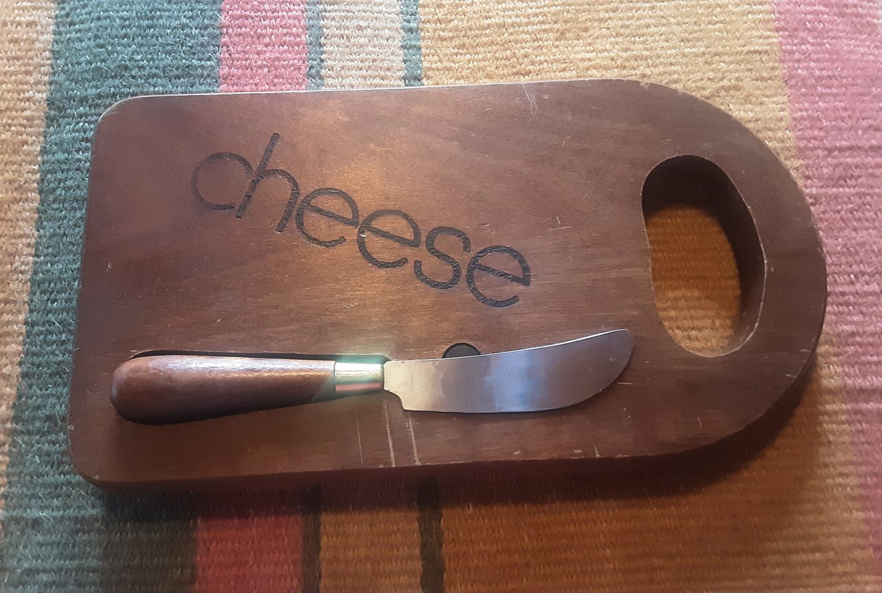 Eldre ostebrett m/ kniv. Teak | FINN-torget