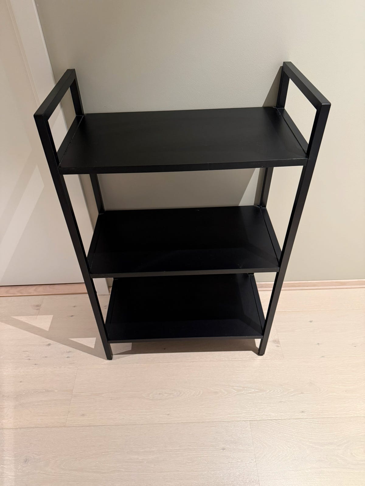 Fin liten hylle selges grunnet flytting! | FINN-torget