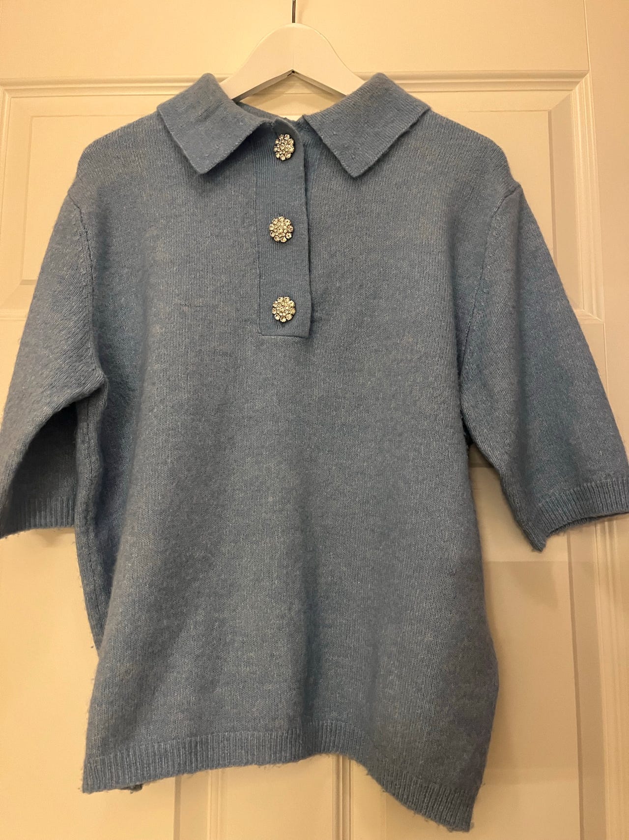 Fin kortermet strikkegenser med krage og fine knapper | FINN-torget