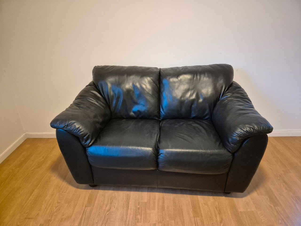 Sort skinnsofa gis bort | FINN-torget