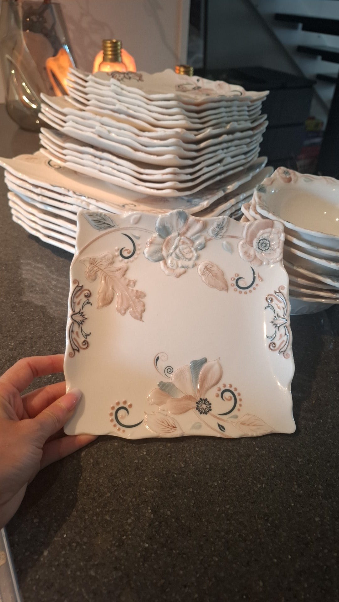 Nydelig servise i plastikk, perfekt til fine sommerdager | FINN-torget