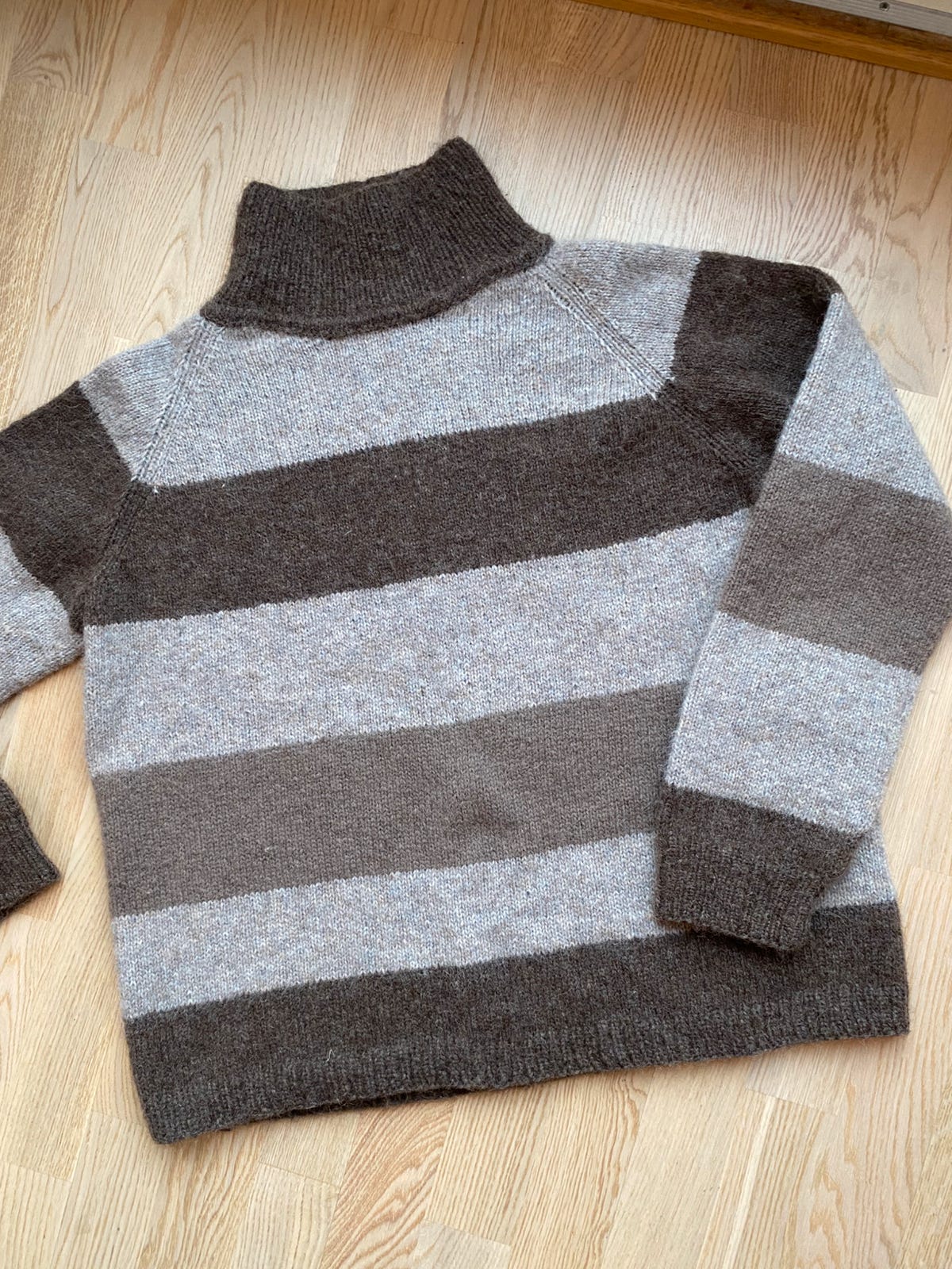 Topp - ned genser fra Wiola strikk | FINN-torget