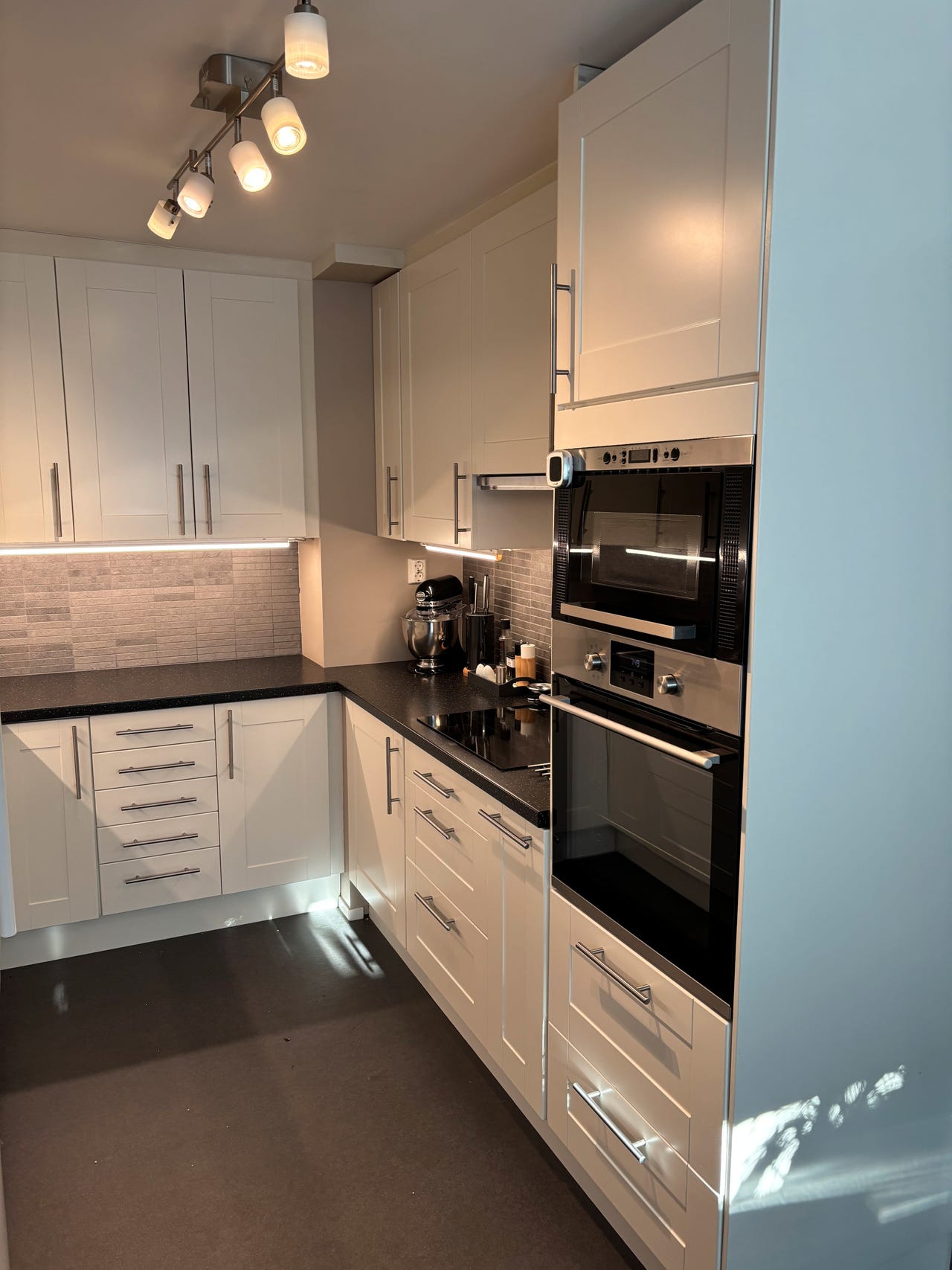 Hvit Moderne Kjøkkeninnredning | FINN-torget