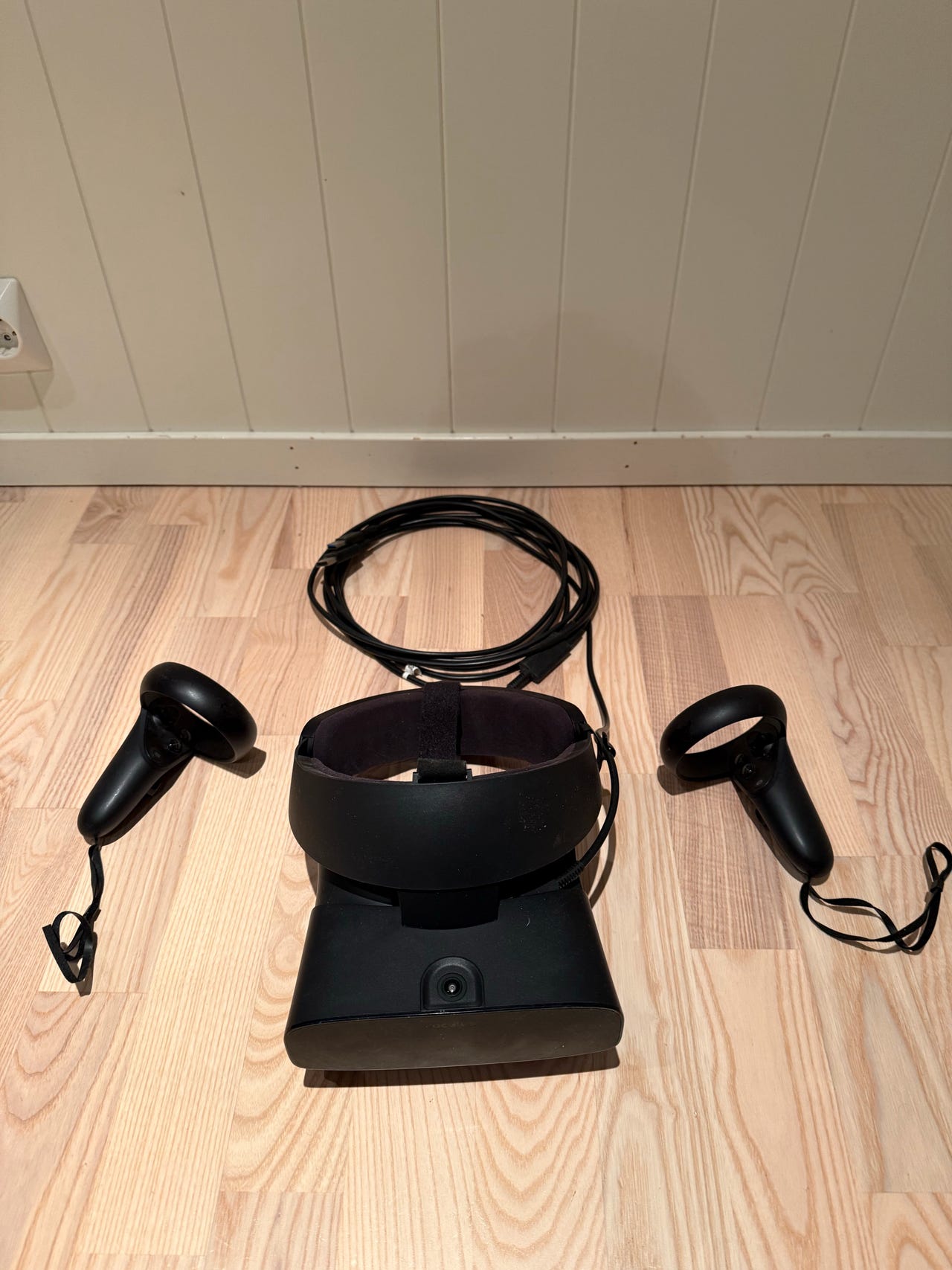 Oculus Rift S VR-headset med kontroller og tilbehør | FINN-torget