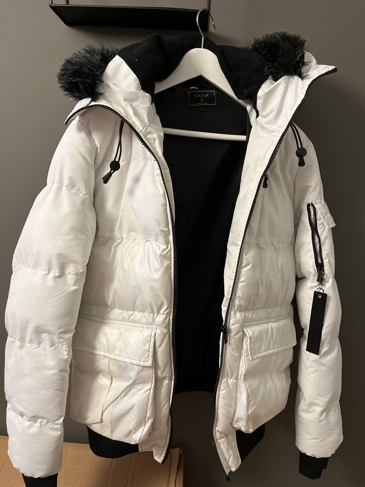 Hvit Siksilk boblejakke | FINN-torget