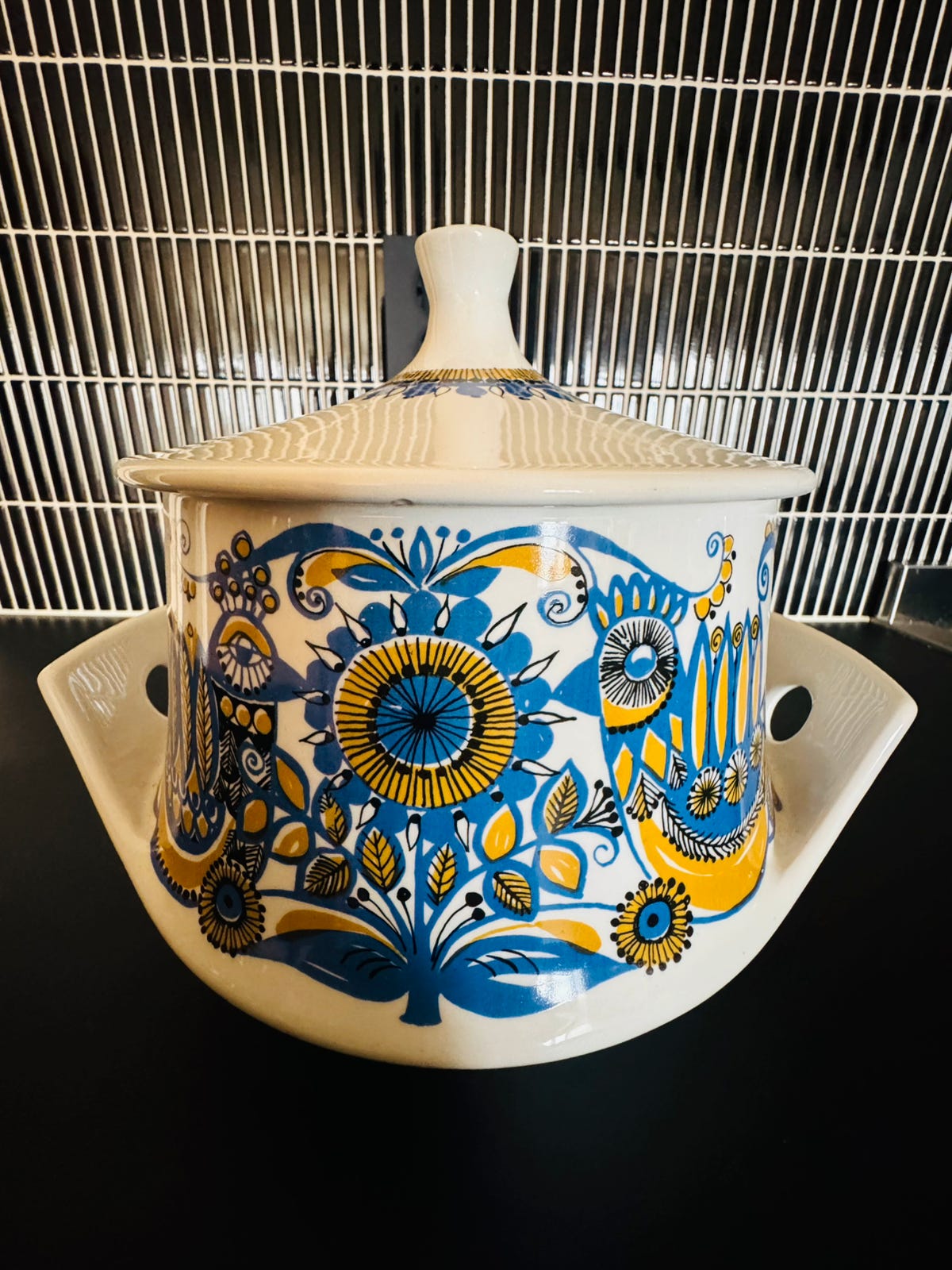 Koselig og nostalgisk Figgjo Flint terrin i Grill design | FINN-torget