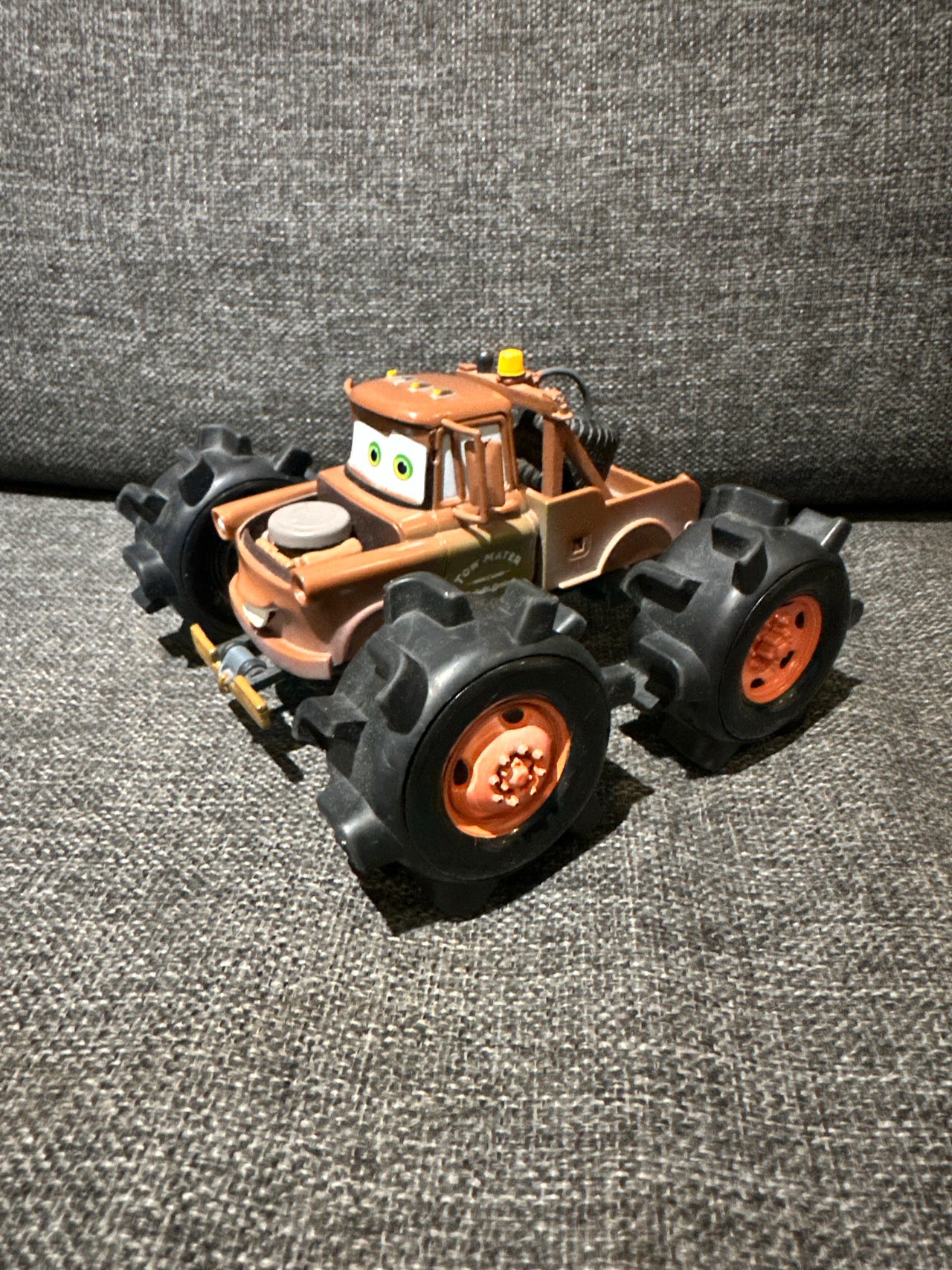 Stor Taue-Bill med terreng dekk fra Disney Cars | FINN-torget