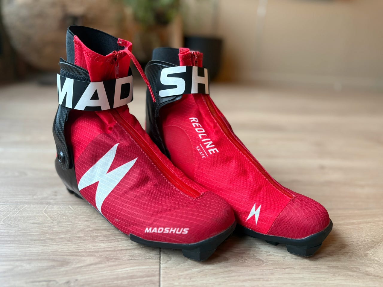 Madshus Redline Skate skisko – str. 42 – nesten nye – med kalosjer ...