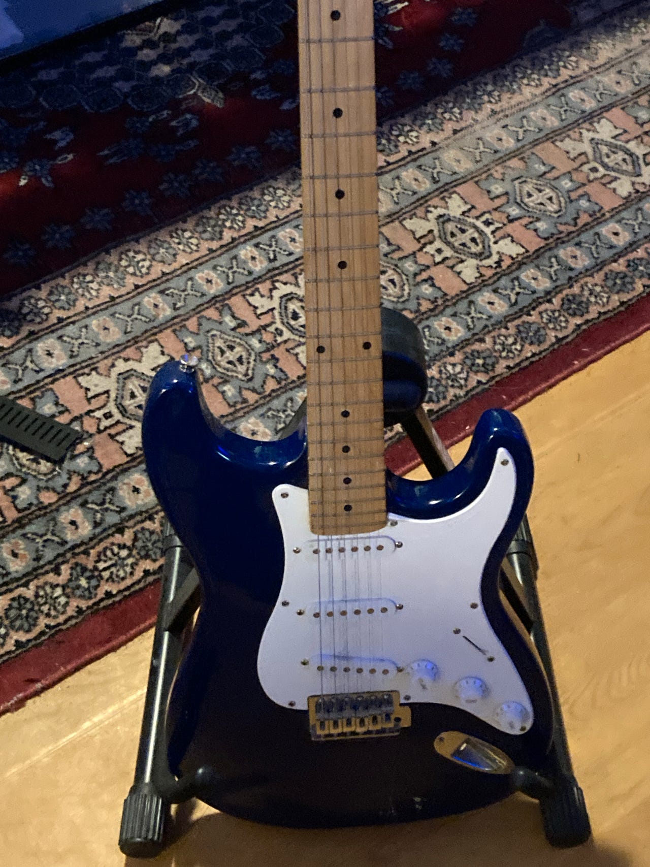 Selger melody elgitar med stativ | FINN-torget