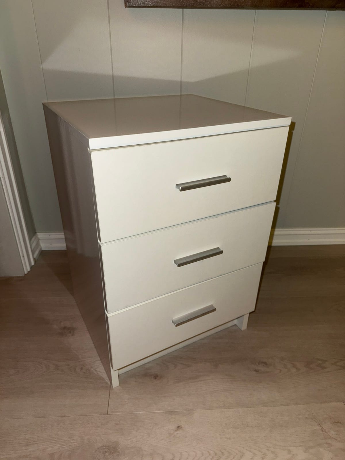 Liten kommode / nattbord / skuffeseksjon selges, fin til under pult ...