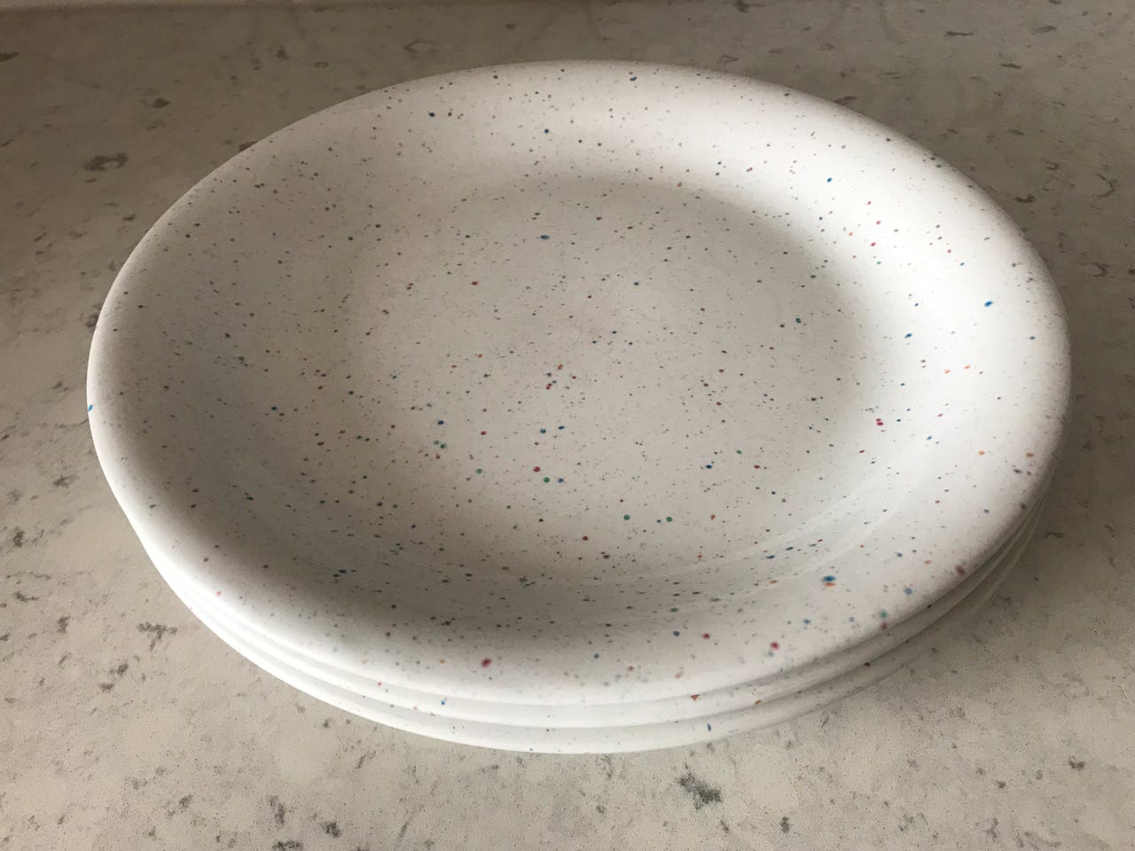Set of 3 Colour-Speckled Dinner Plates (By John Tanos) | FINN-torget