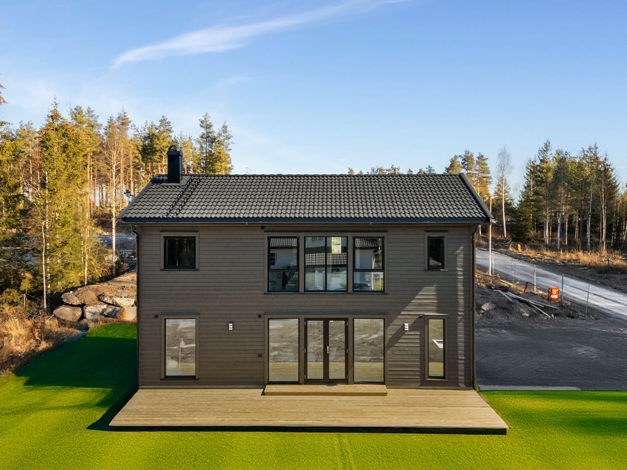 Ny lekker enebolig over to plan. Stor vestvendt terrasse med gode ...