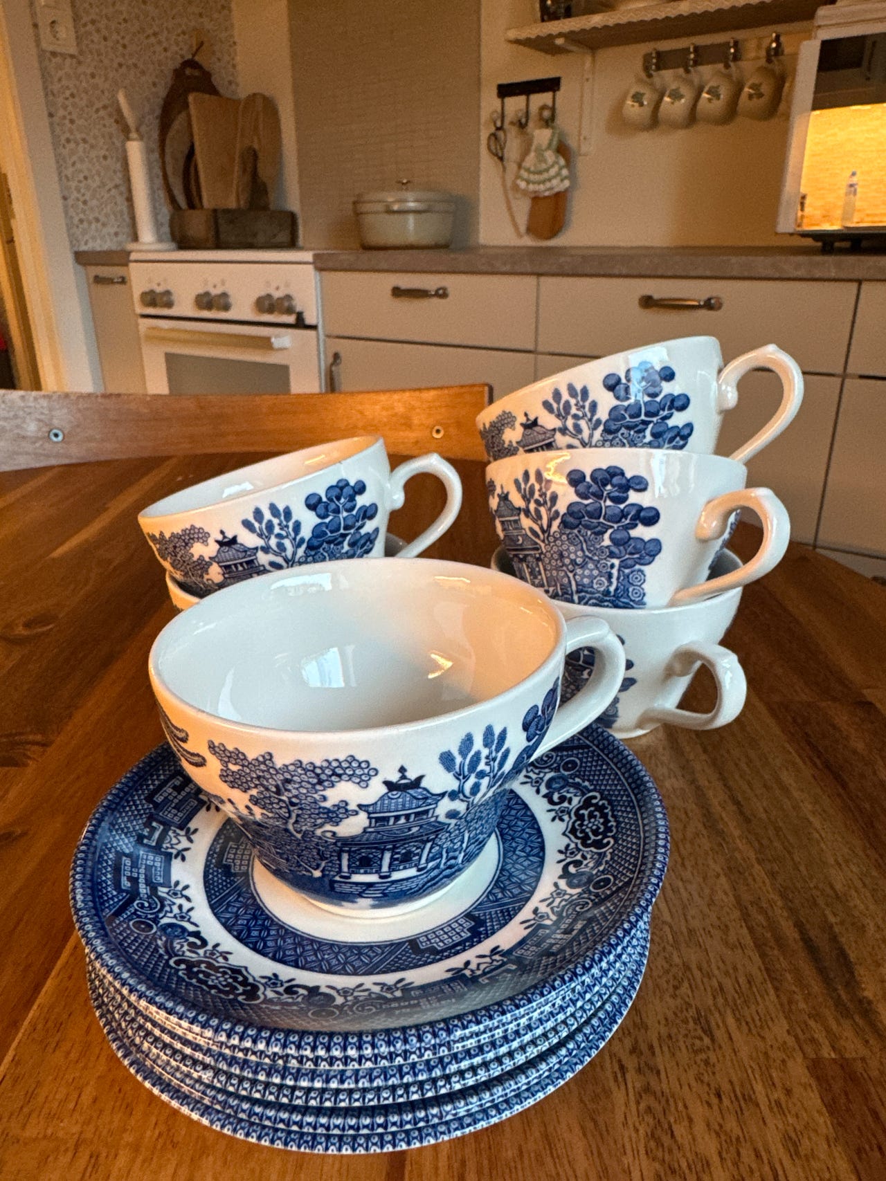 Engelsk Blue Willow kaffesett – 6 kopper med skåler | FINN-torget