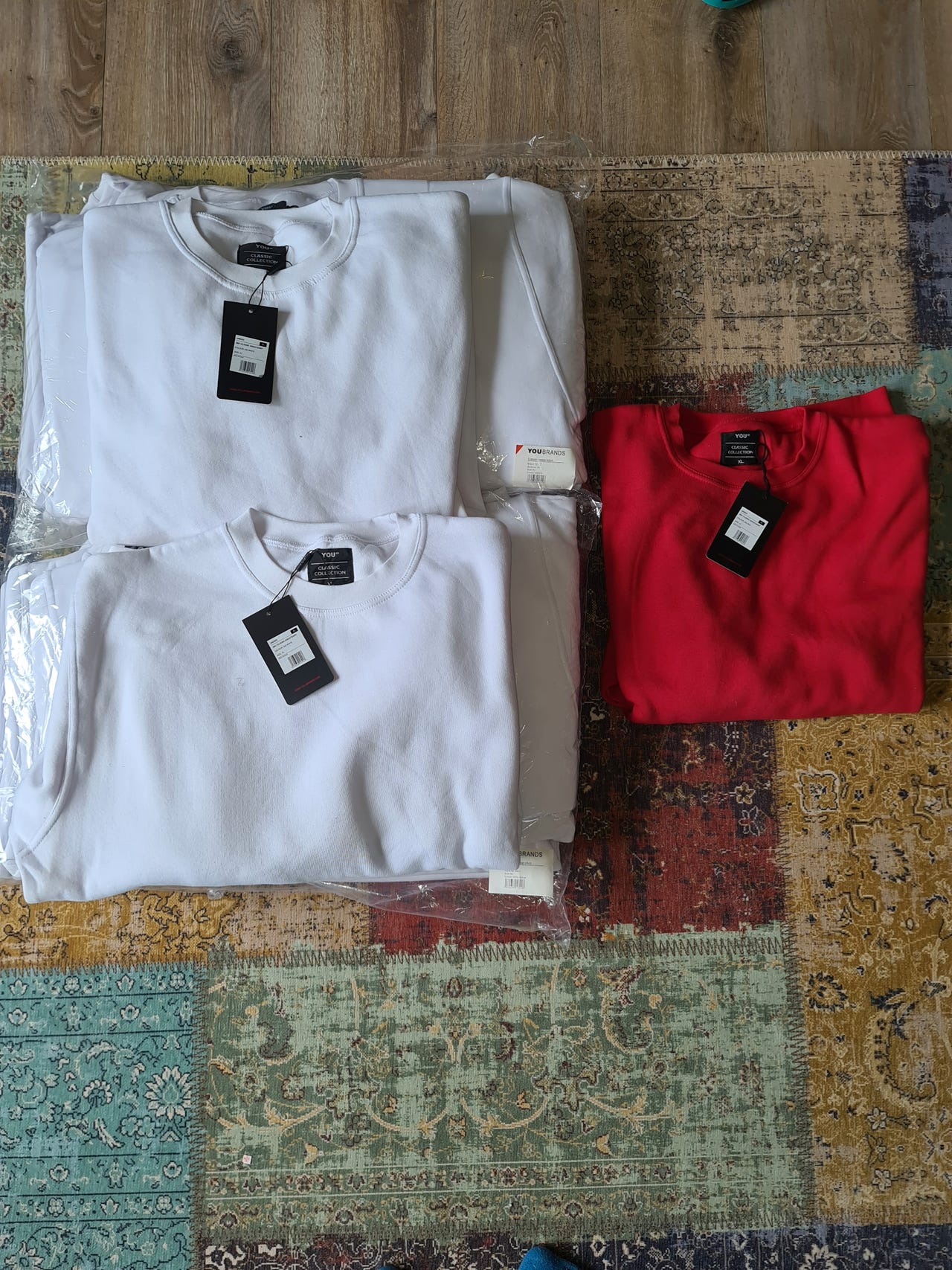 13 nye gensere – YOU® – Str XL – 12 hvite og 1 rød – Kr 100/stk | FINN ...