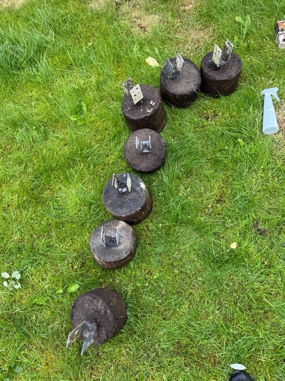 Stolpesko med betong gies bort . Har holdt eit gjerde | FINN-torget