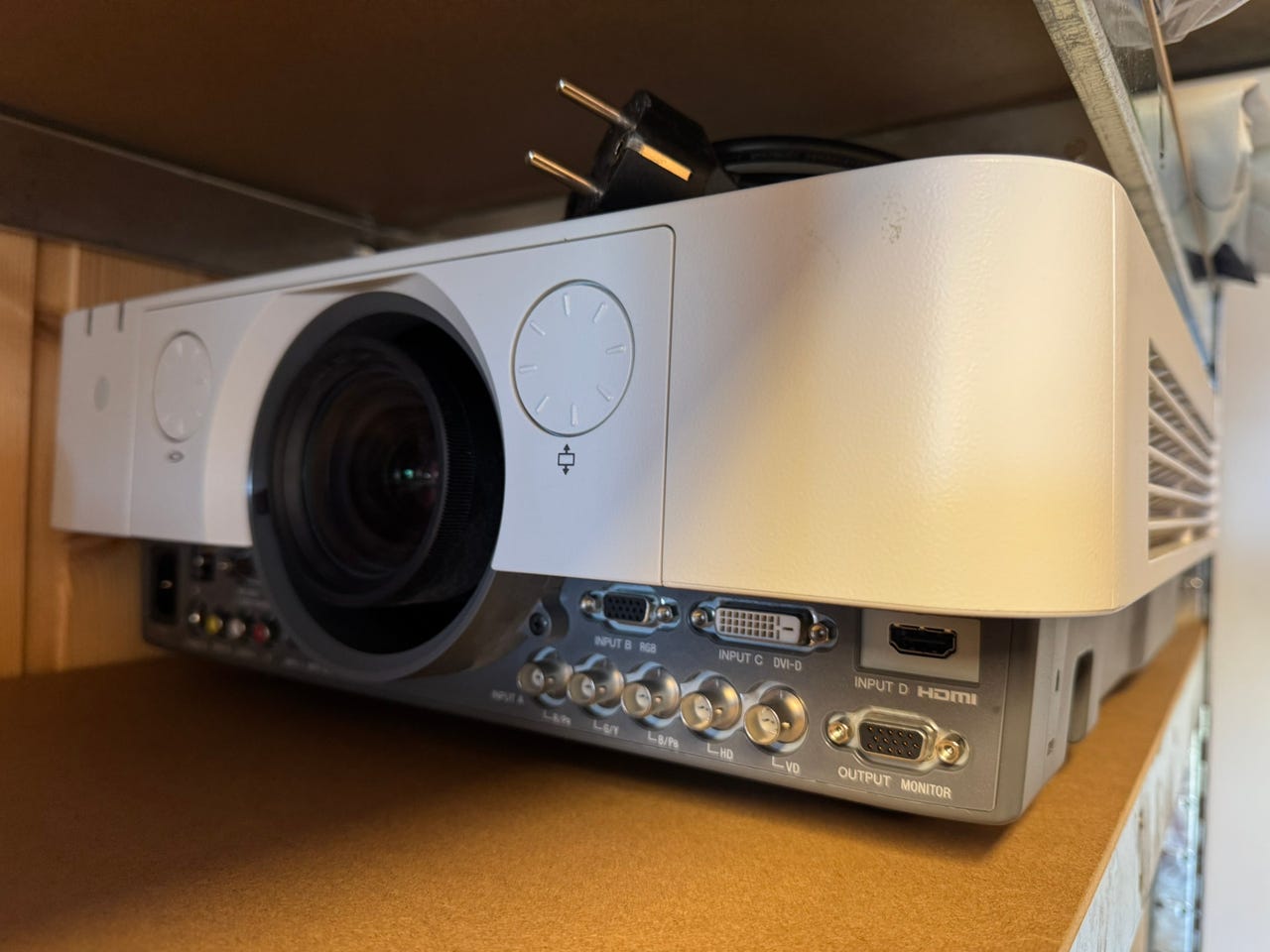 Sony VPL FH 30 Projektor HDMI 1920x1200 WUXGA 1534 timer | FINN-torget