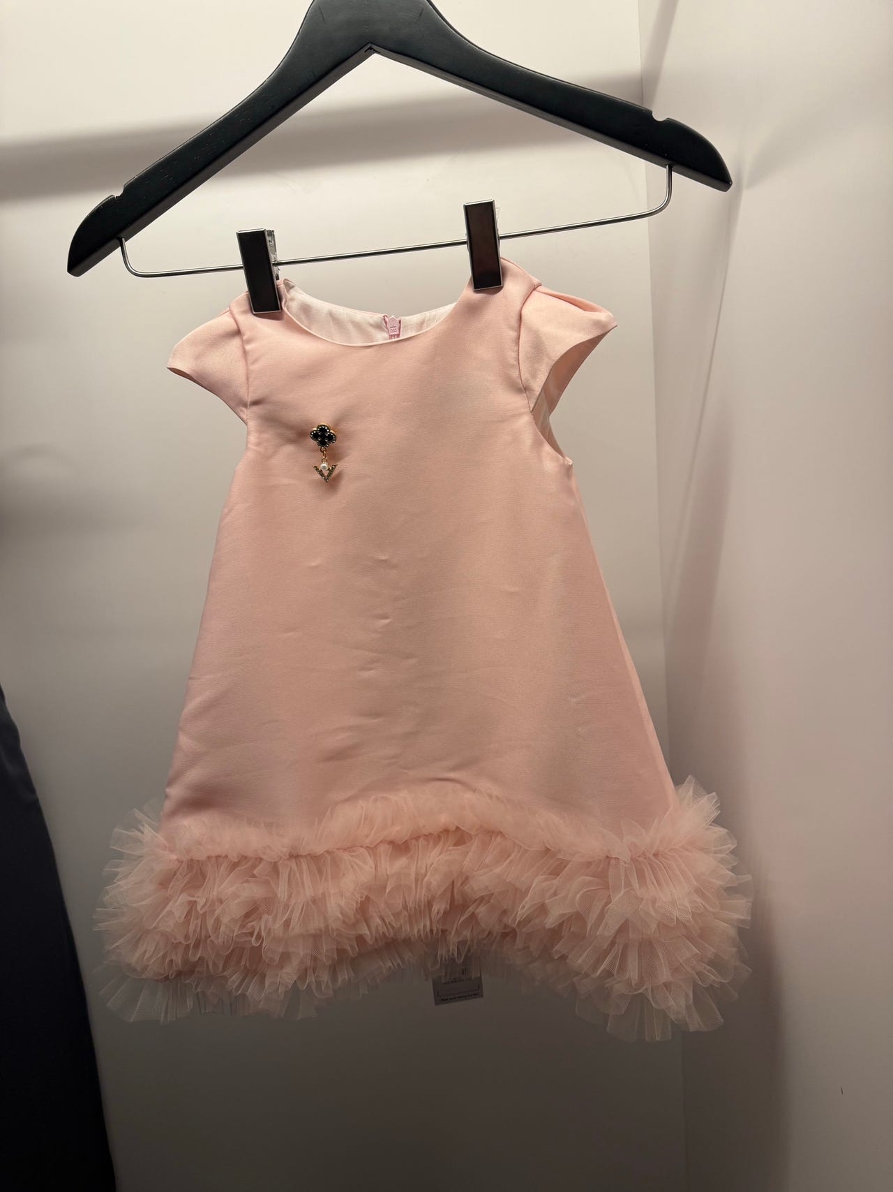Rosa kjole med broche | FINN-torget