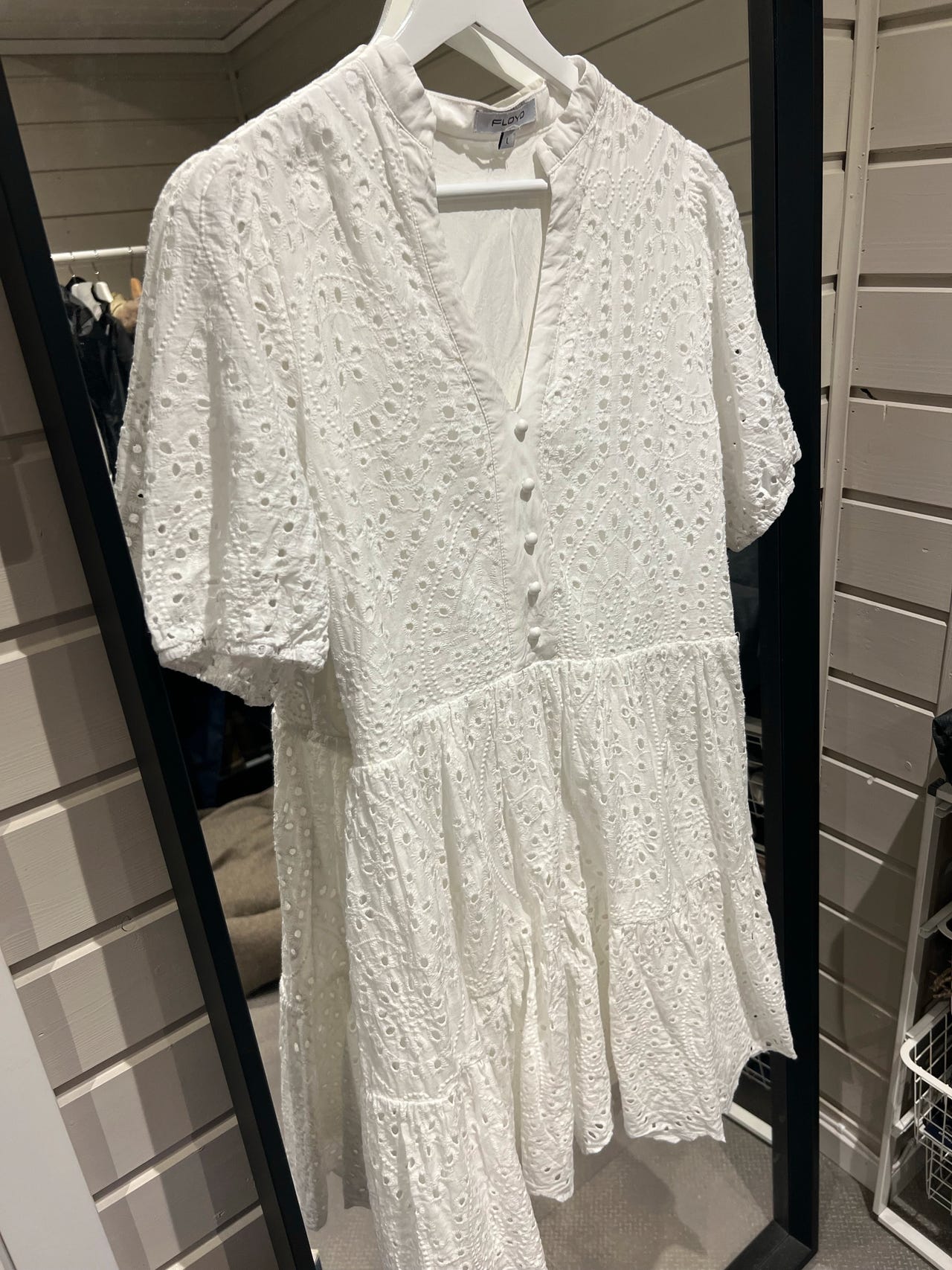 Hvit kjole fra Floyd | FINN-torget