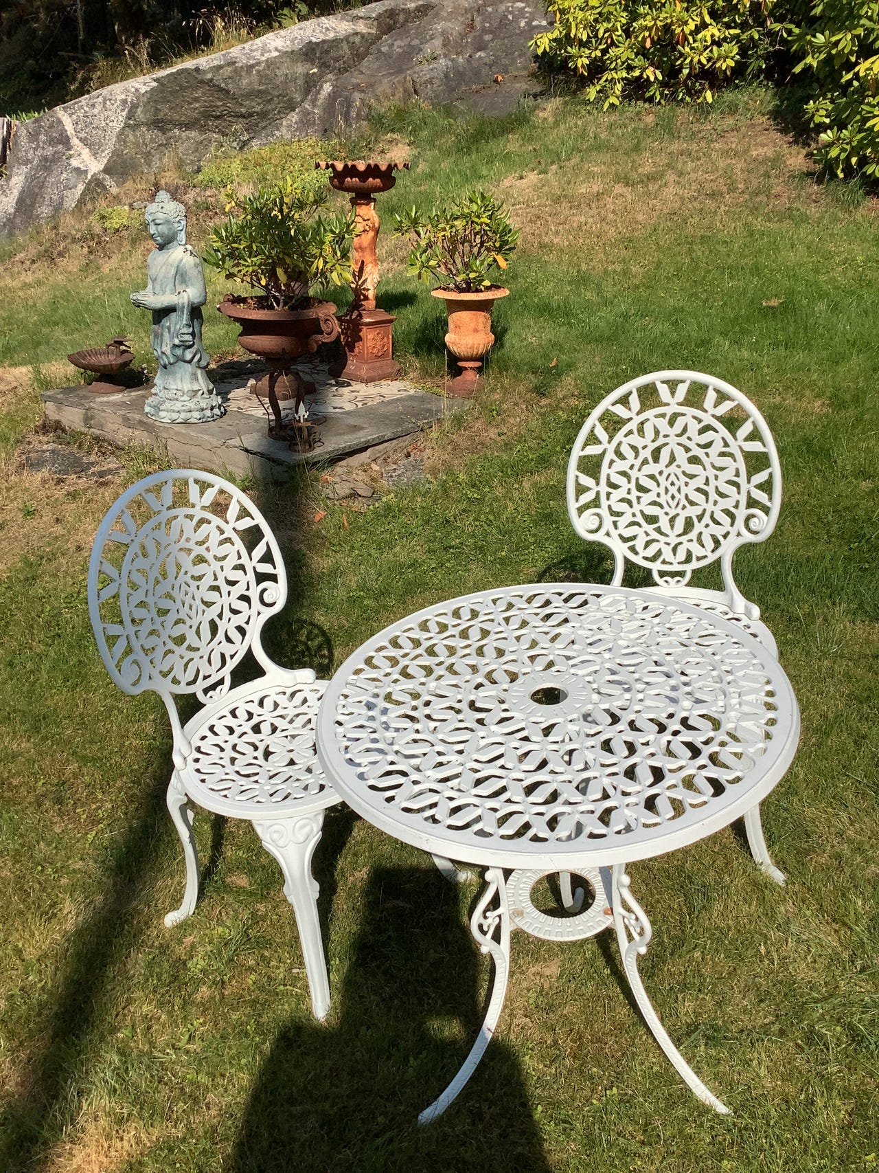 Hvit bord + 2 hvite stoler | FINN-torget