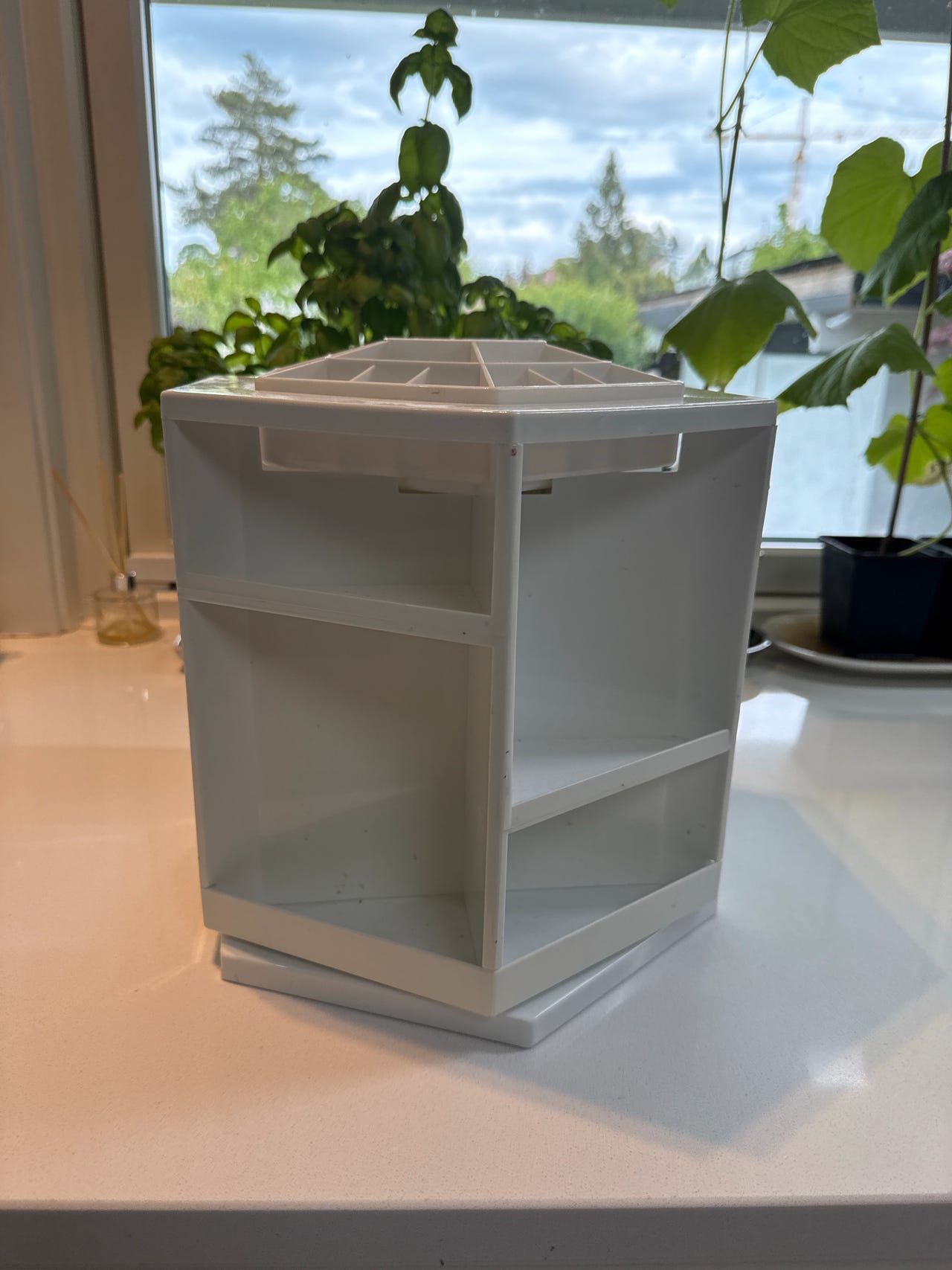 Oppbevaring for små artikler (svingbar) | FINN-torget