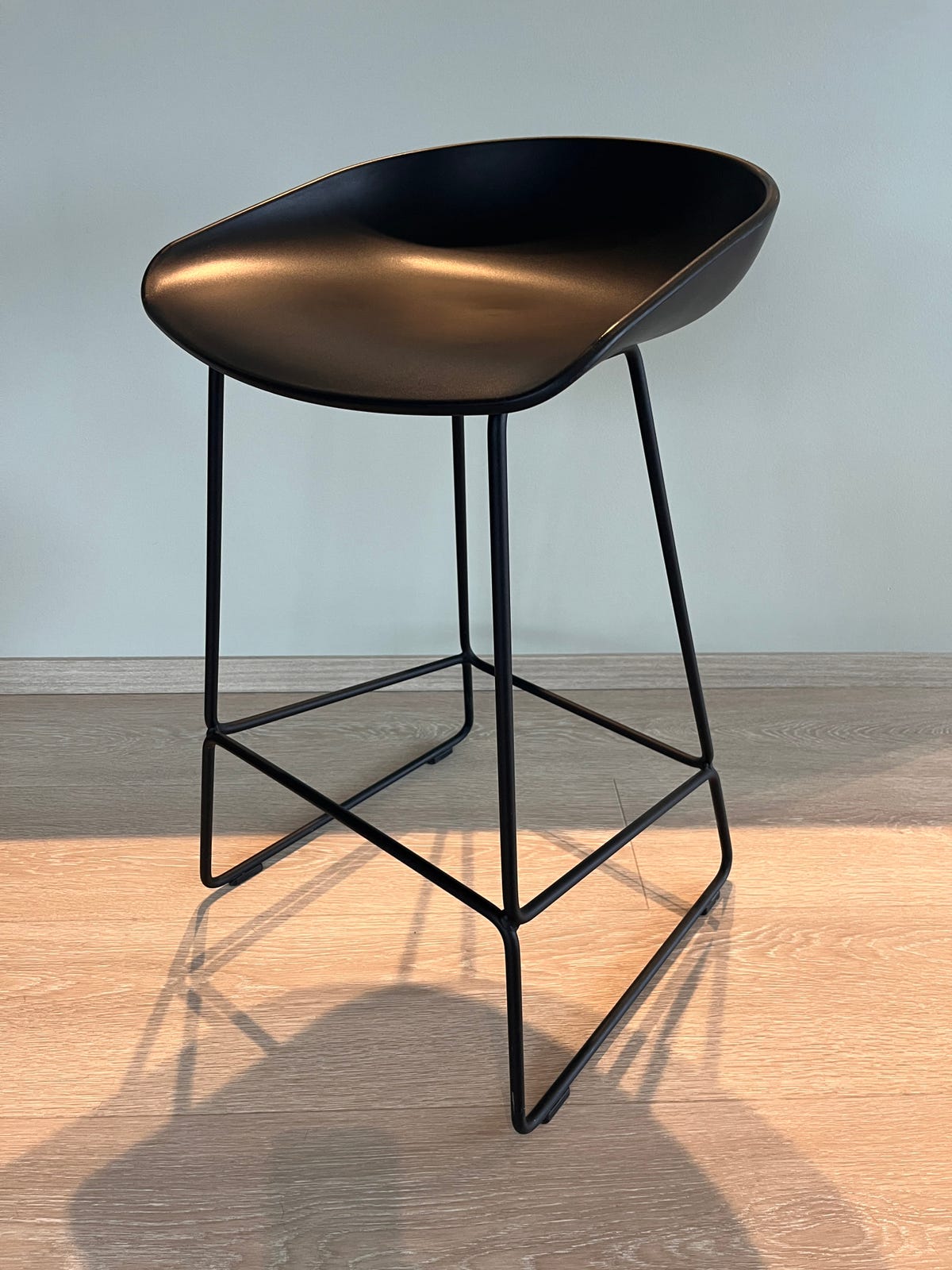 2 stk barstoler HAY about a stool, matt sort 75cm sittehøyde i god ...