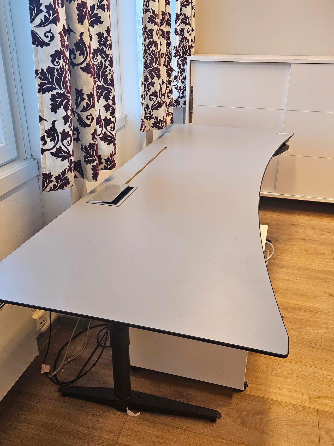 Stor Moderne elegant hev senk kontor pult med buet front og nedfelt ...