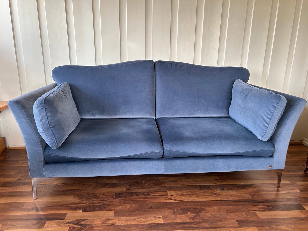 Stor to-seter sofa med to puter. Farge: blå. Kjøper må hente sofaen ved ...