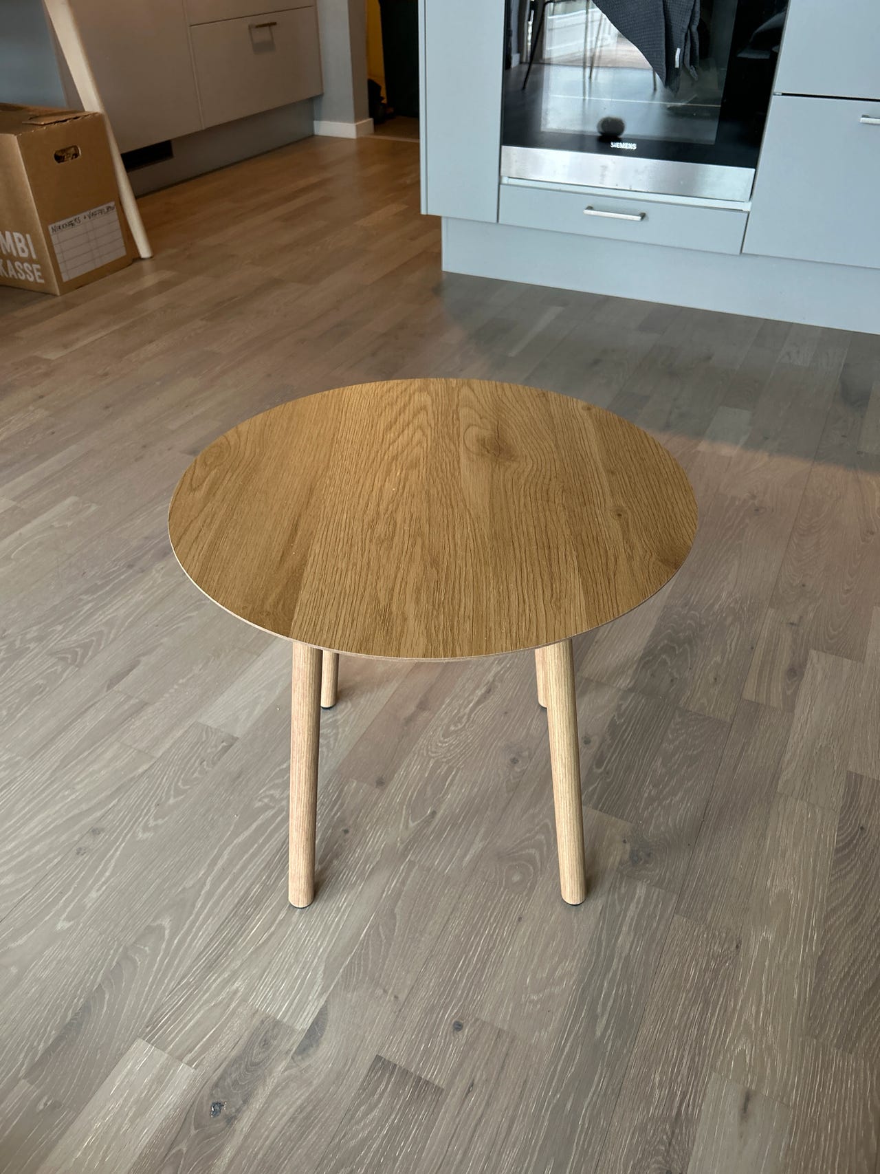 Lite sidebord gis bort mot henting | FINN-torget