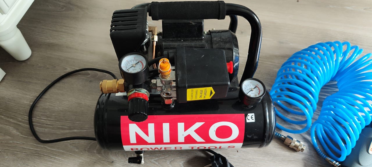 NIKO Power Tools Kompressor med blå spiral slange og spikerpistol ...