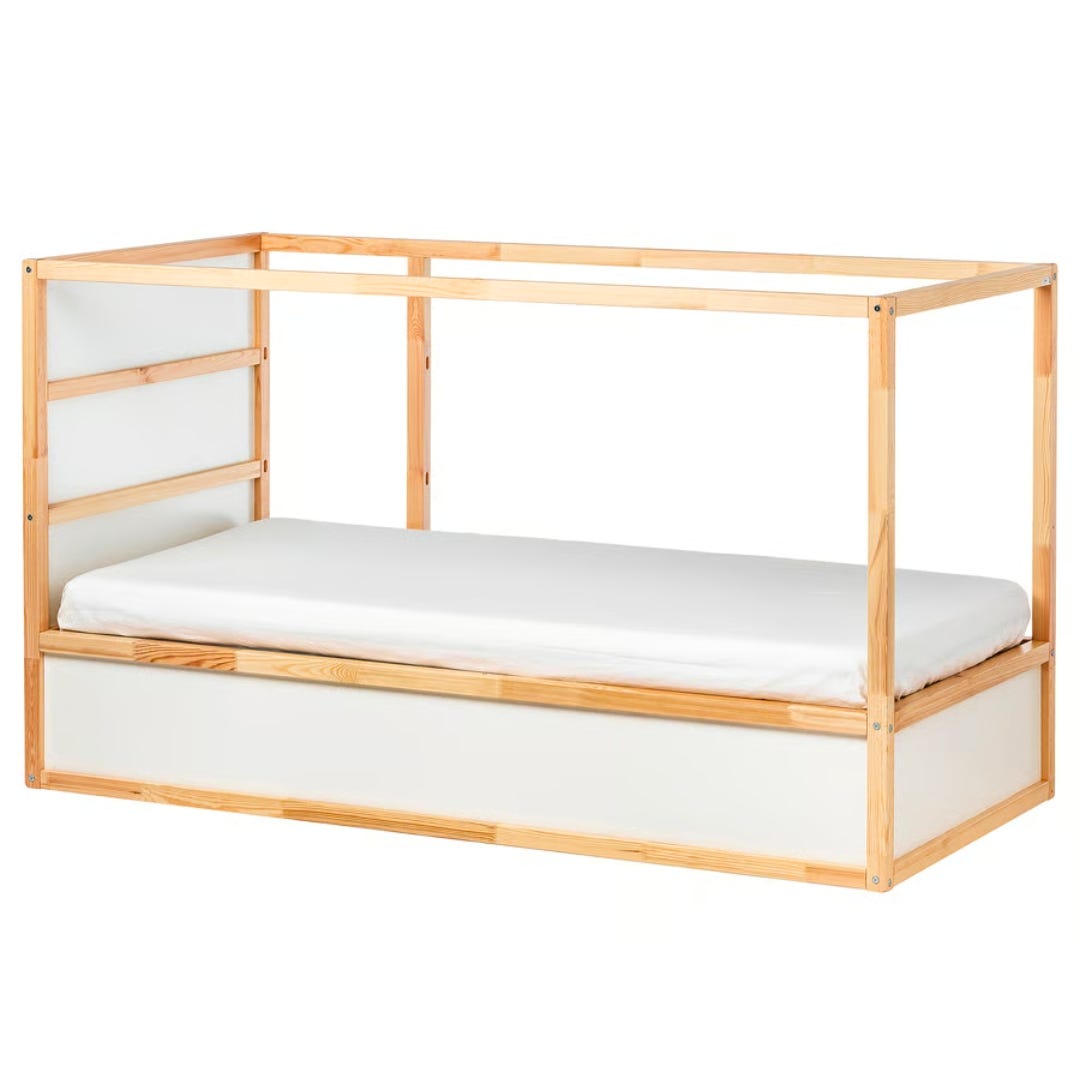 IKEA Køyeseng barneseng i tre med hvite detaljer | FINN-torget