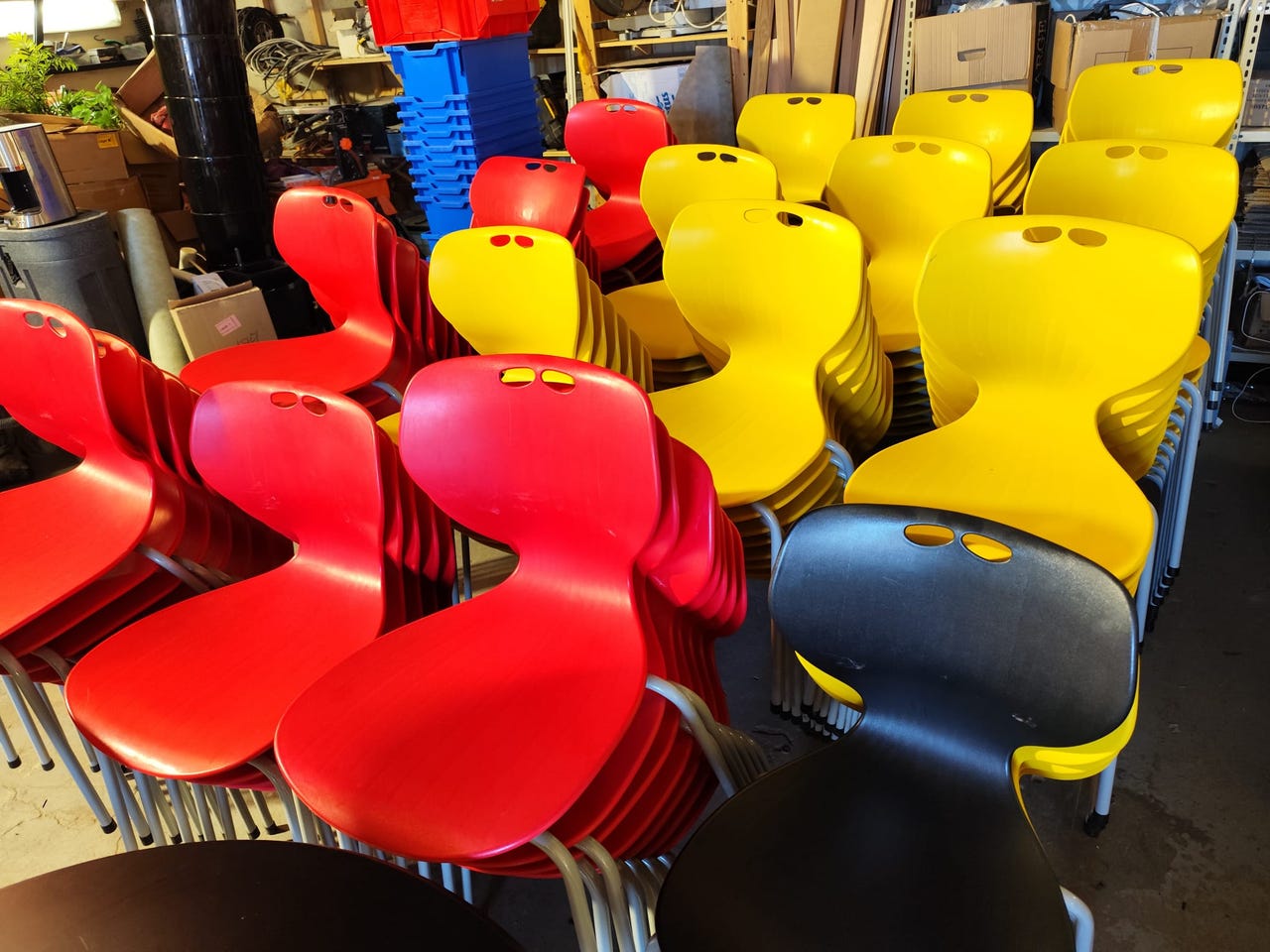 Stablebare stoler – røde, gule – ca. 120 stk | FINN-torget