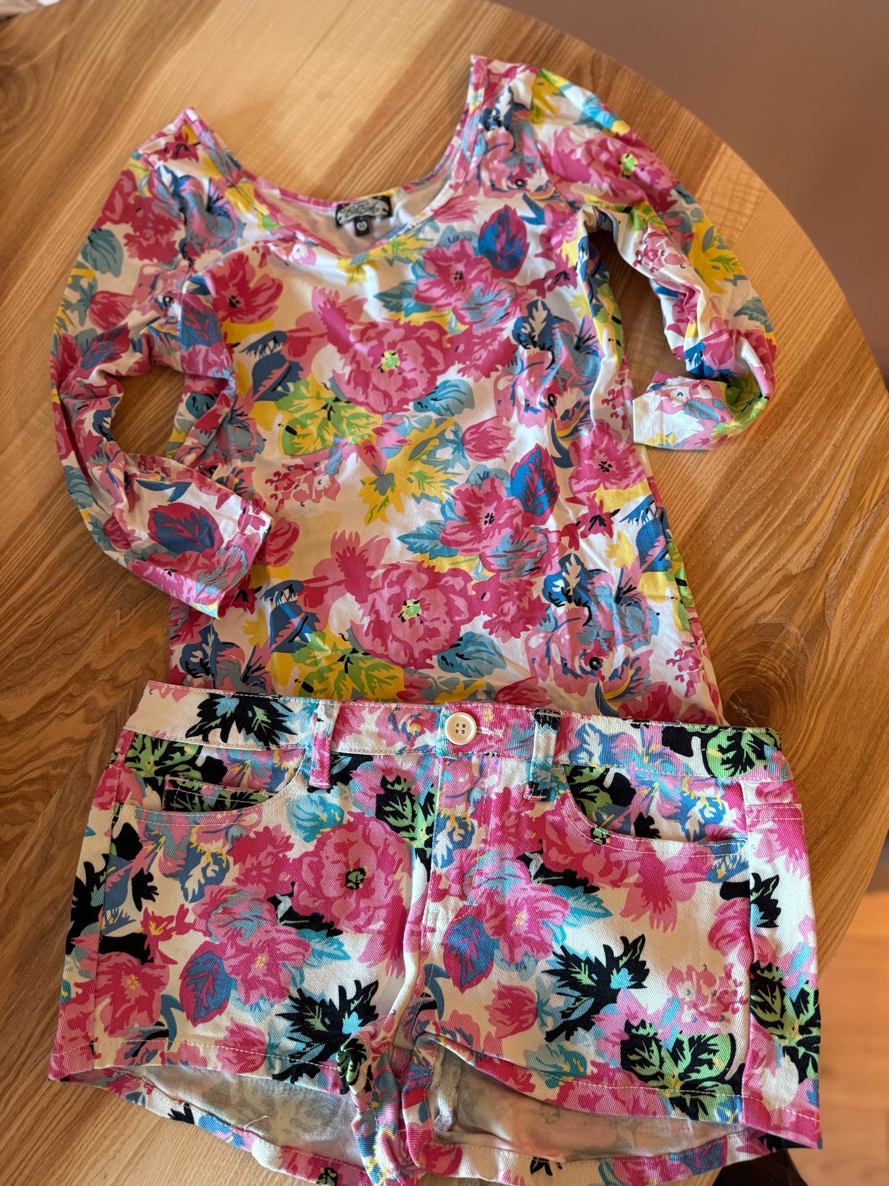 Blomstrete sett topp og shorts fra Bik Bok 🌸 | FINN-torget