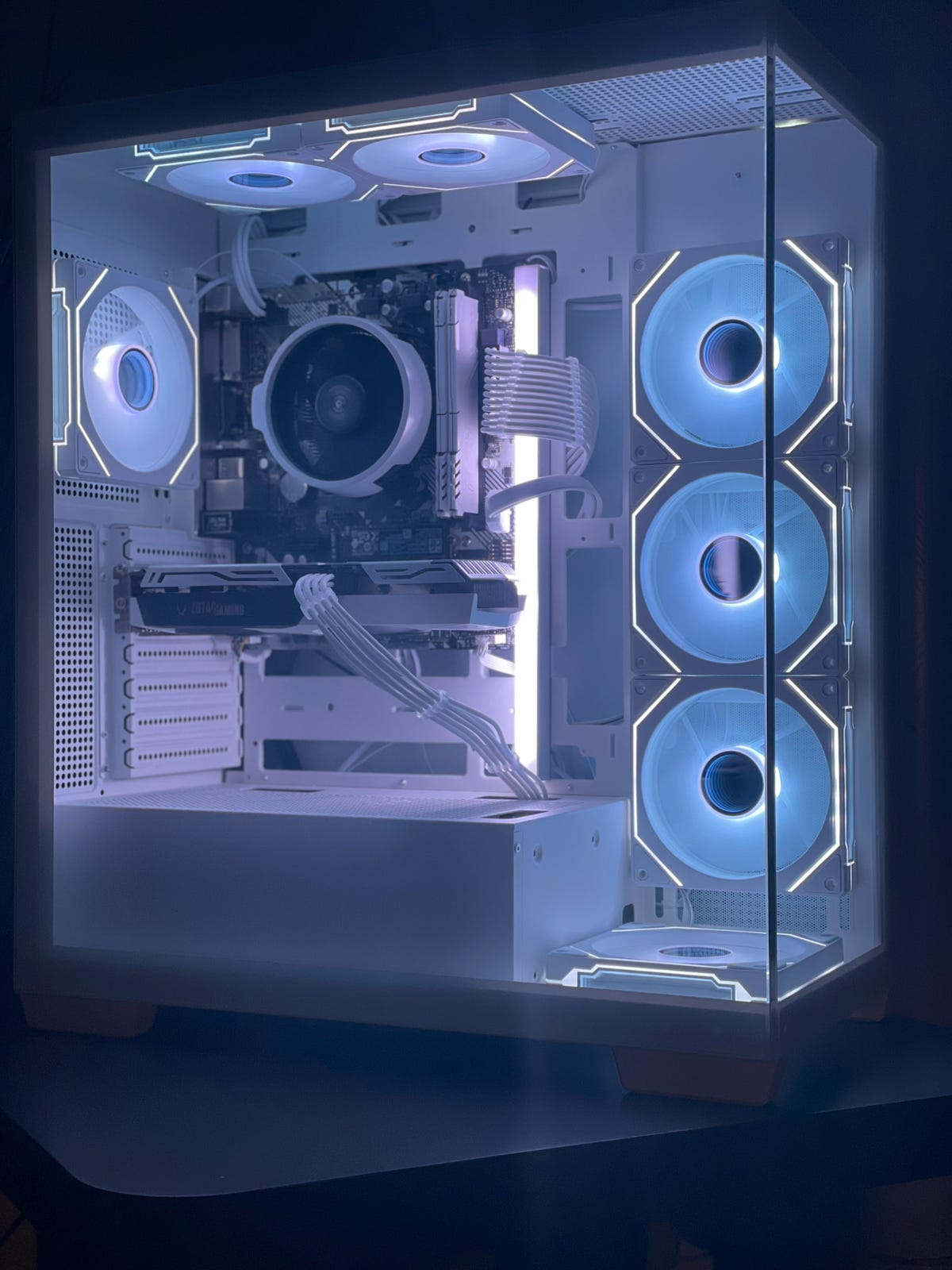 Hvit Gaming pc(pris kan diskuteres) | FINN-torget