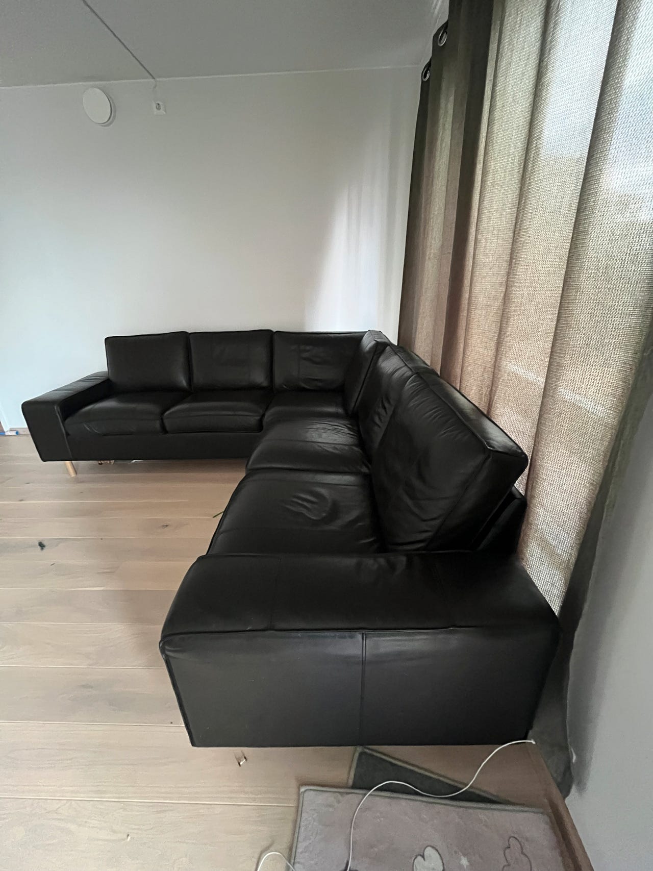 Stor sort hjørne skinnsofa 90*85*35 (RESERVED) | FINN-torget