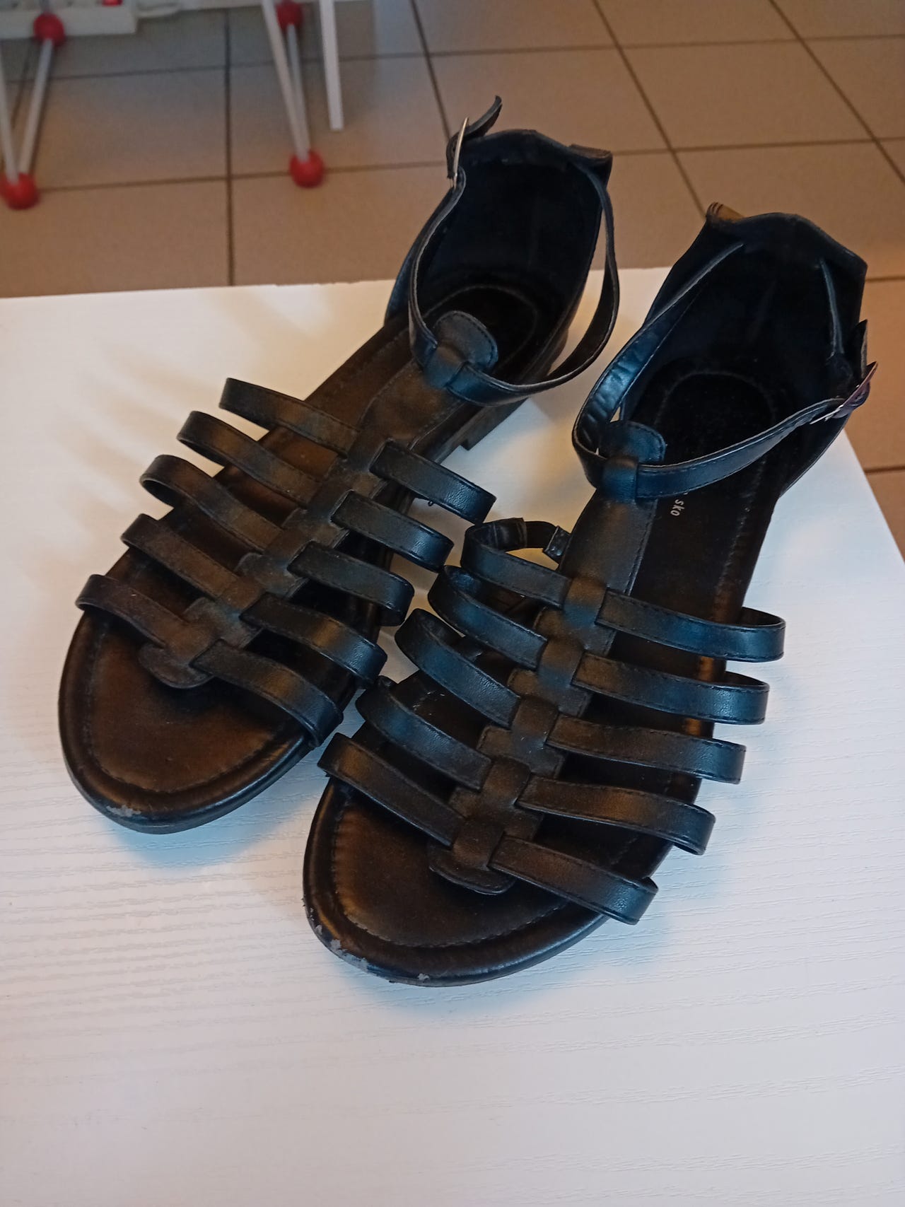 Sandaler str 40, gis bort til første som henter | FINN-torget