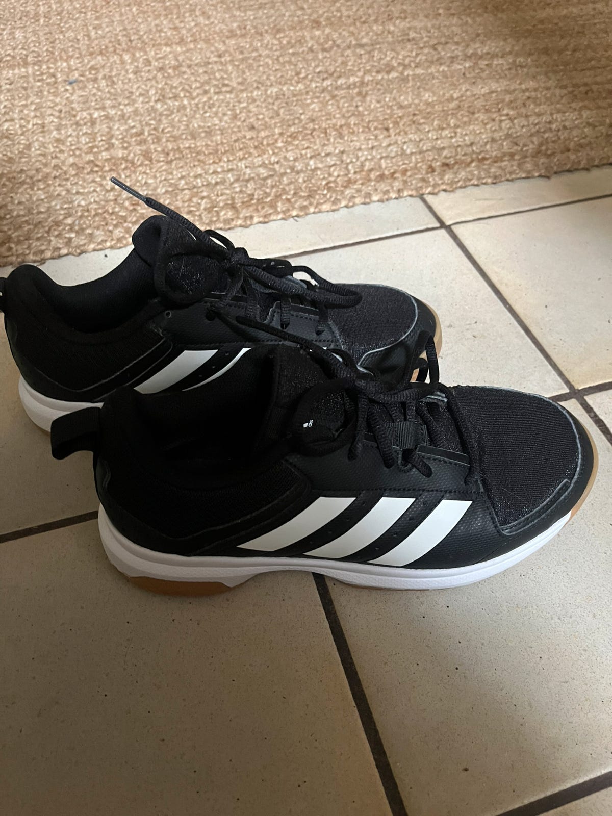 Adidas sneakers str 39 | FINN-torget