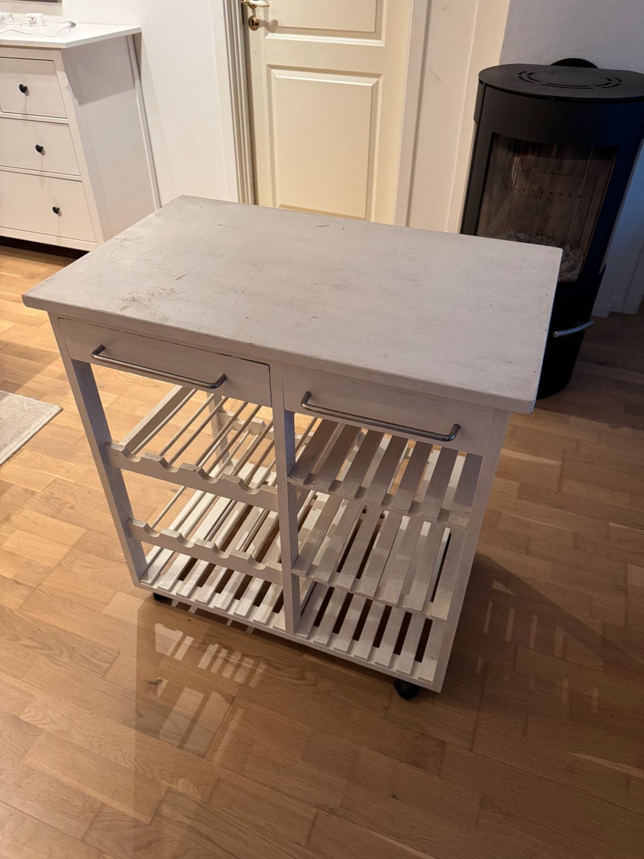 Trancherbord med vinstativ RESERVERT ut tirsdag 04.03 | FINN-torget