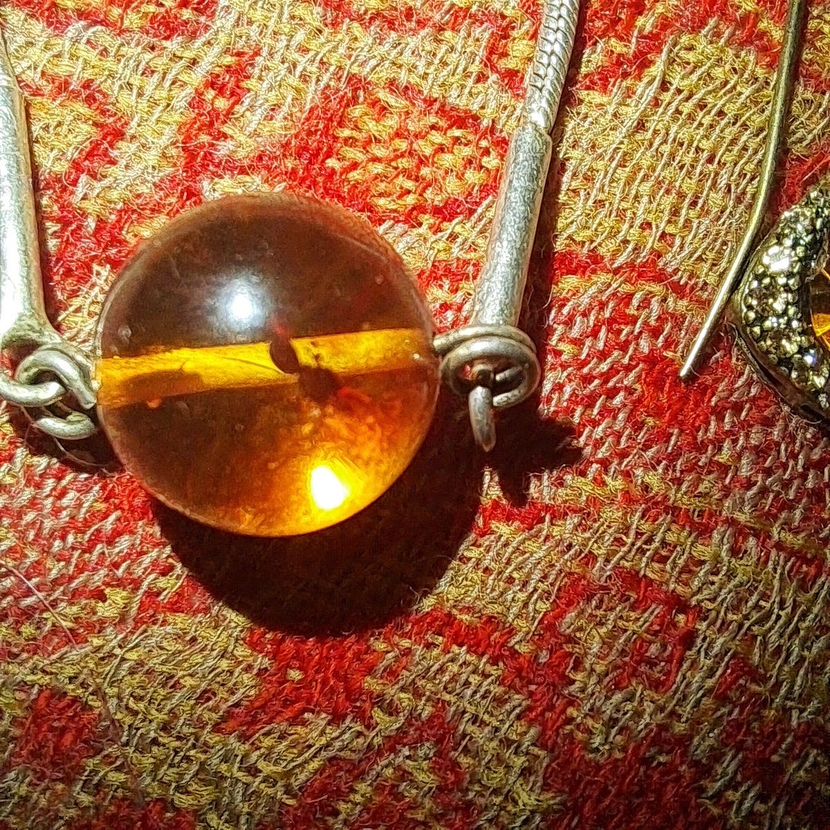 Sølvarmbånd i rav med insekt bevart i ravet, pluss øredobber. | FINN-torget