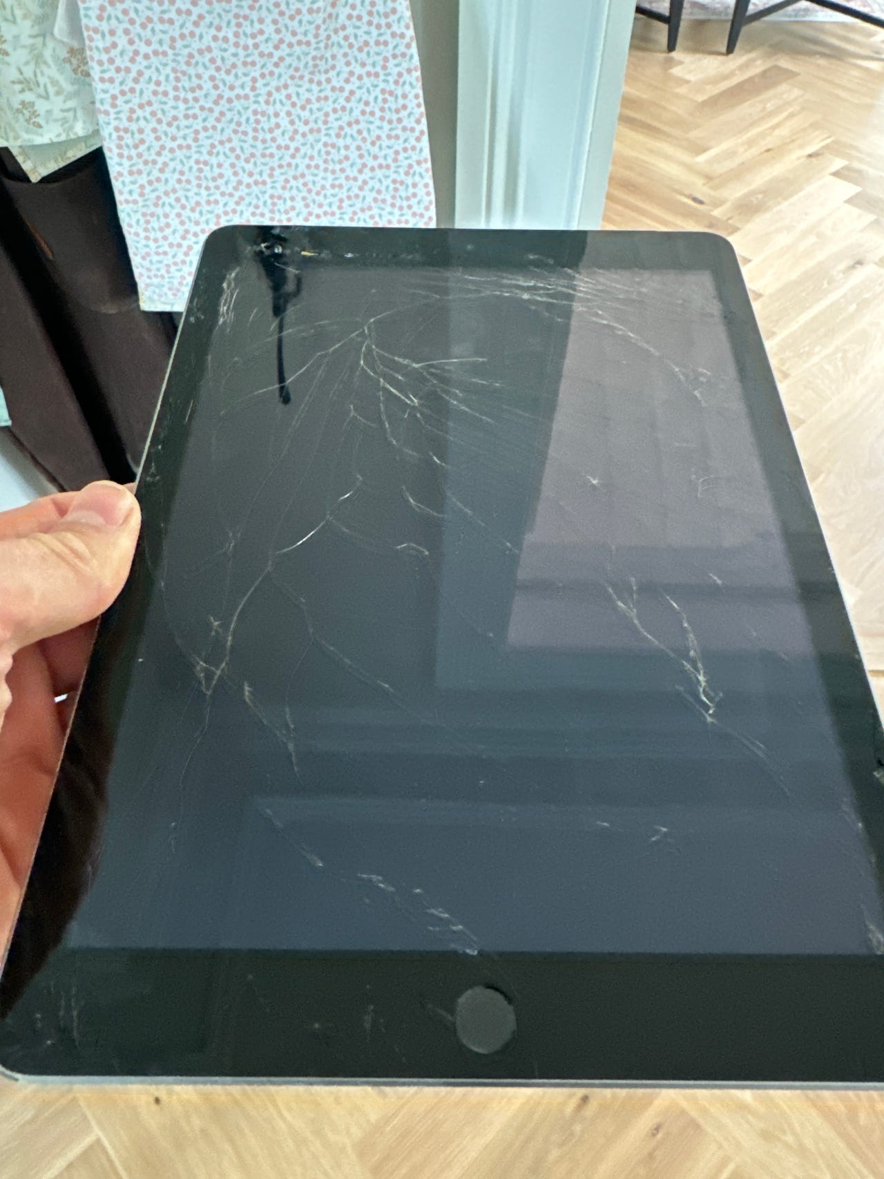 5 generasjon iPad med knust skjerm | FINN-torget