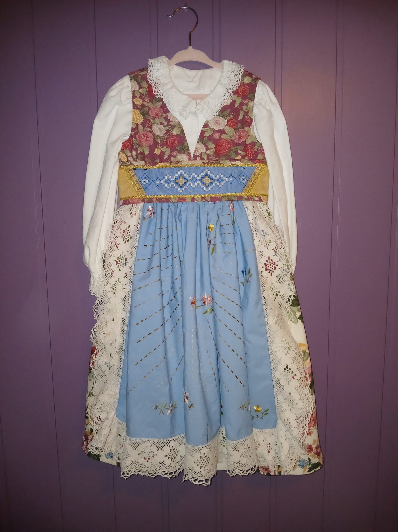 Redesigna unik festdrakt str 4-5 år | FINN-torget