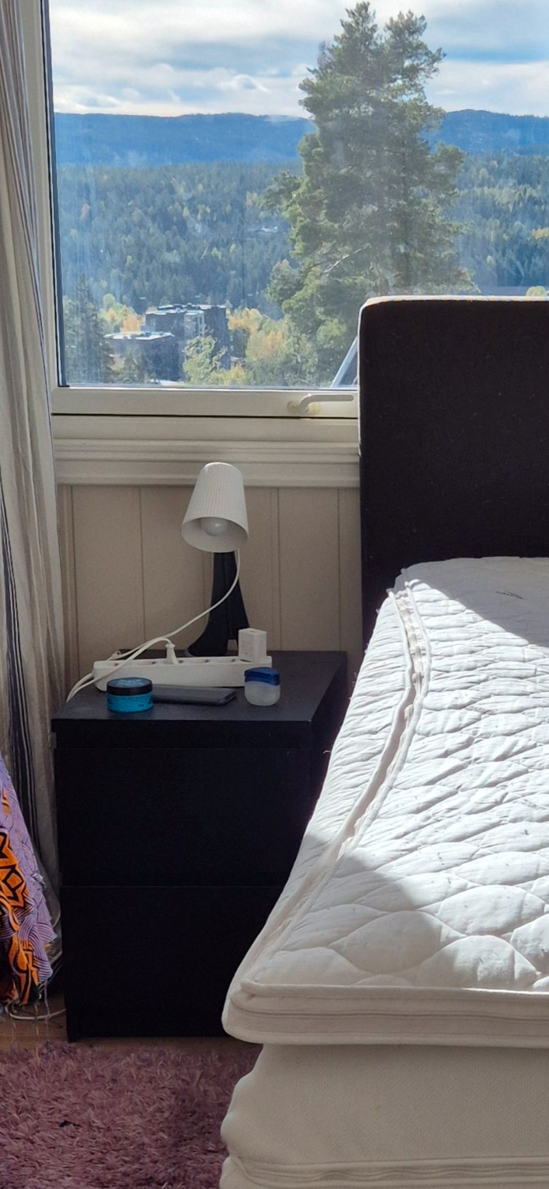 Mørkbrunt Malm nattbord fra ikea | FINN-torget