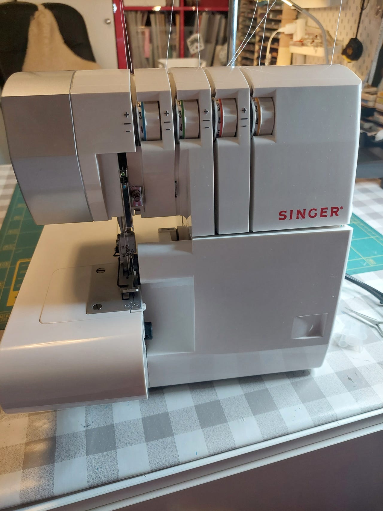 Singer 14SH754 Overlock Symaskin hvit | FINN-torget